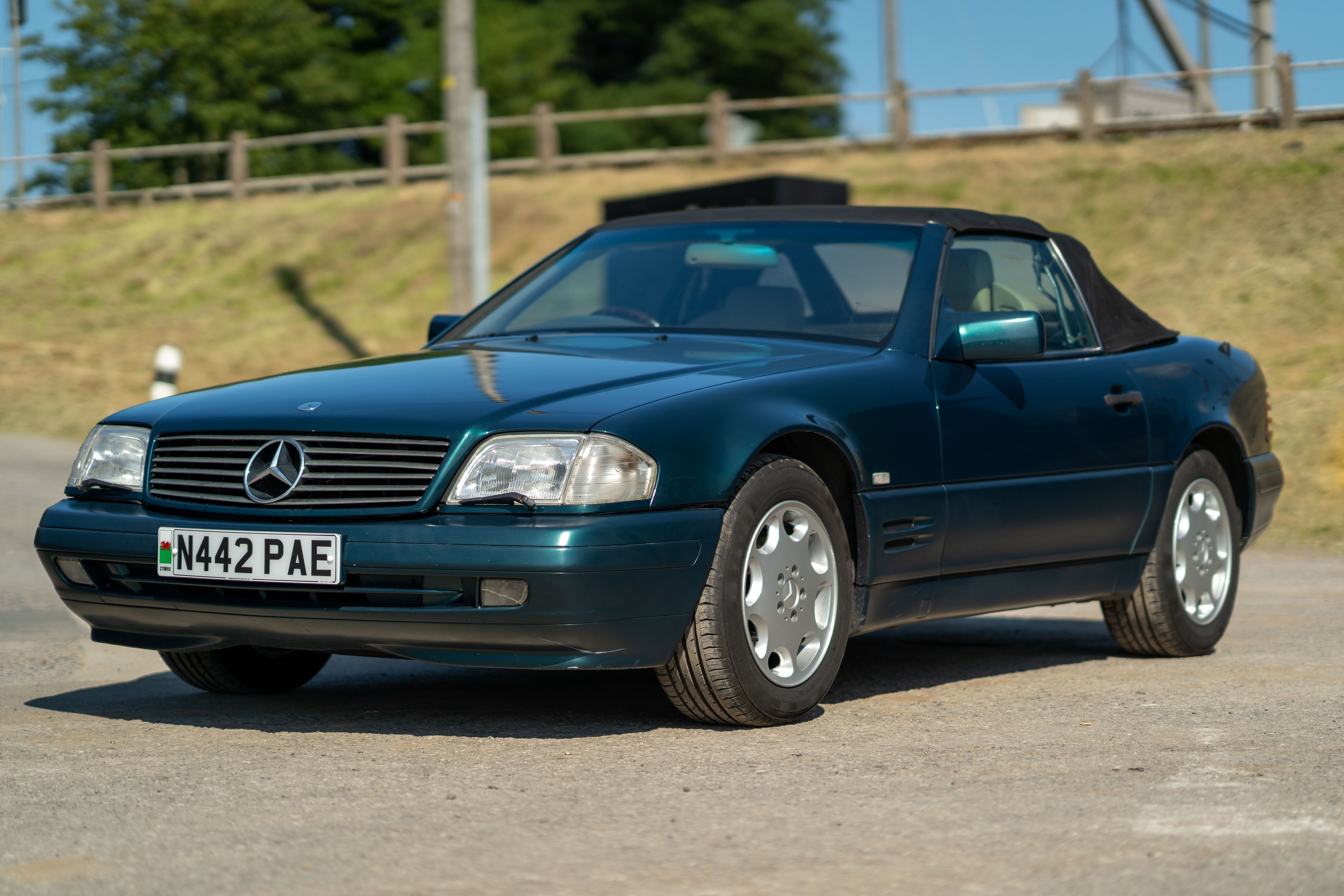 Lot 110 - 1996 Mercedes-Benz SL 320