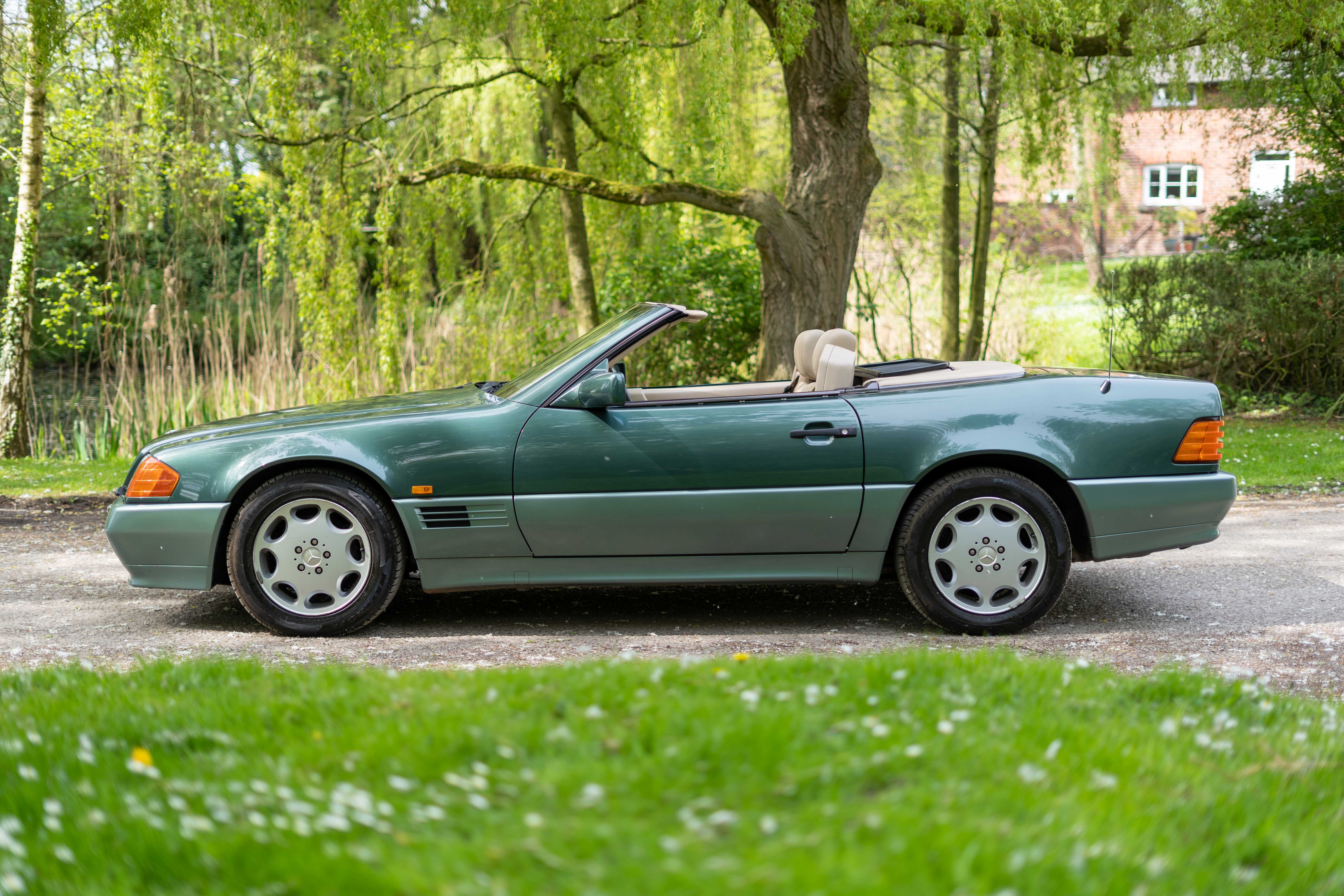 Lot 121 - 1994 Mercedes-Benz SL 280