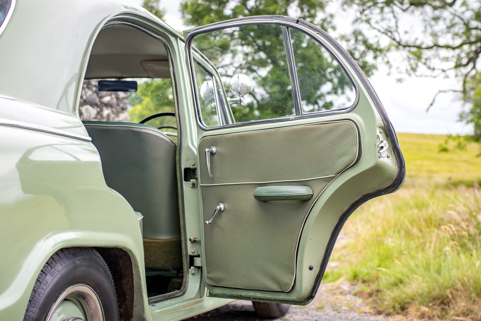 Lot 73 - 1957 Morris ISIS