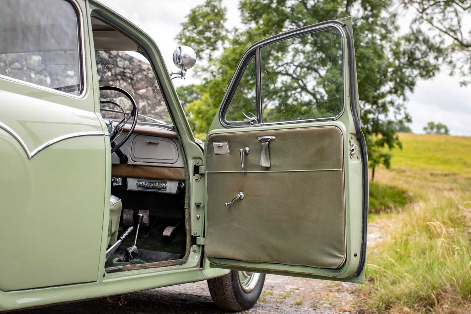 Lot 73 - 1957 Morris ISIS