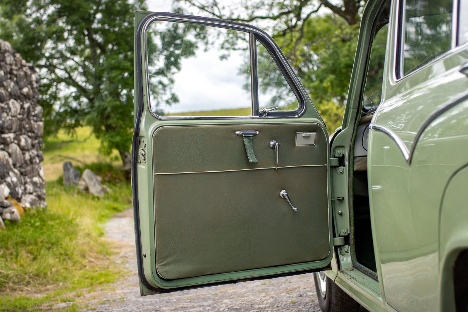 Lot 73 - 1957 Morris ISIS