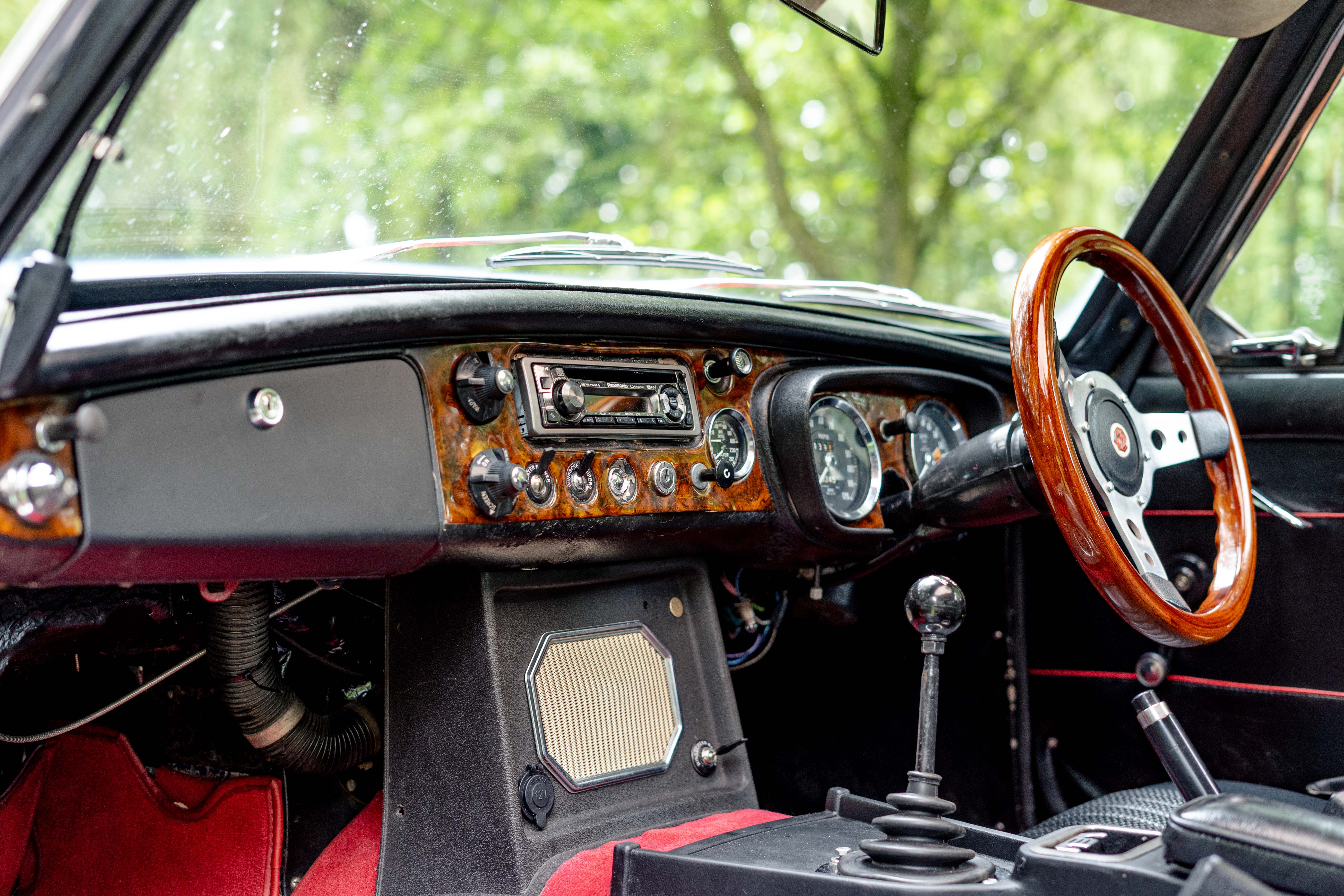 Lot 43 - 1971 MGB GT