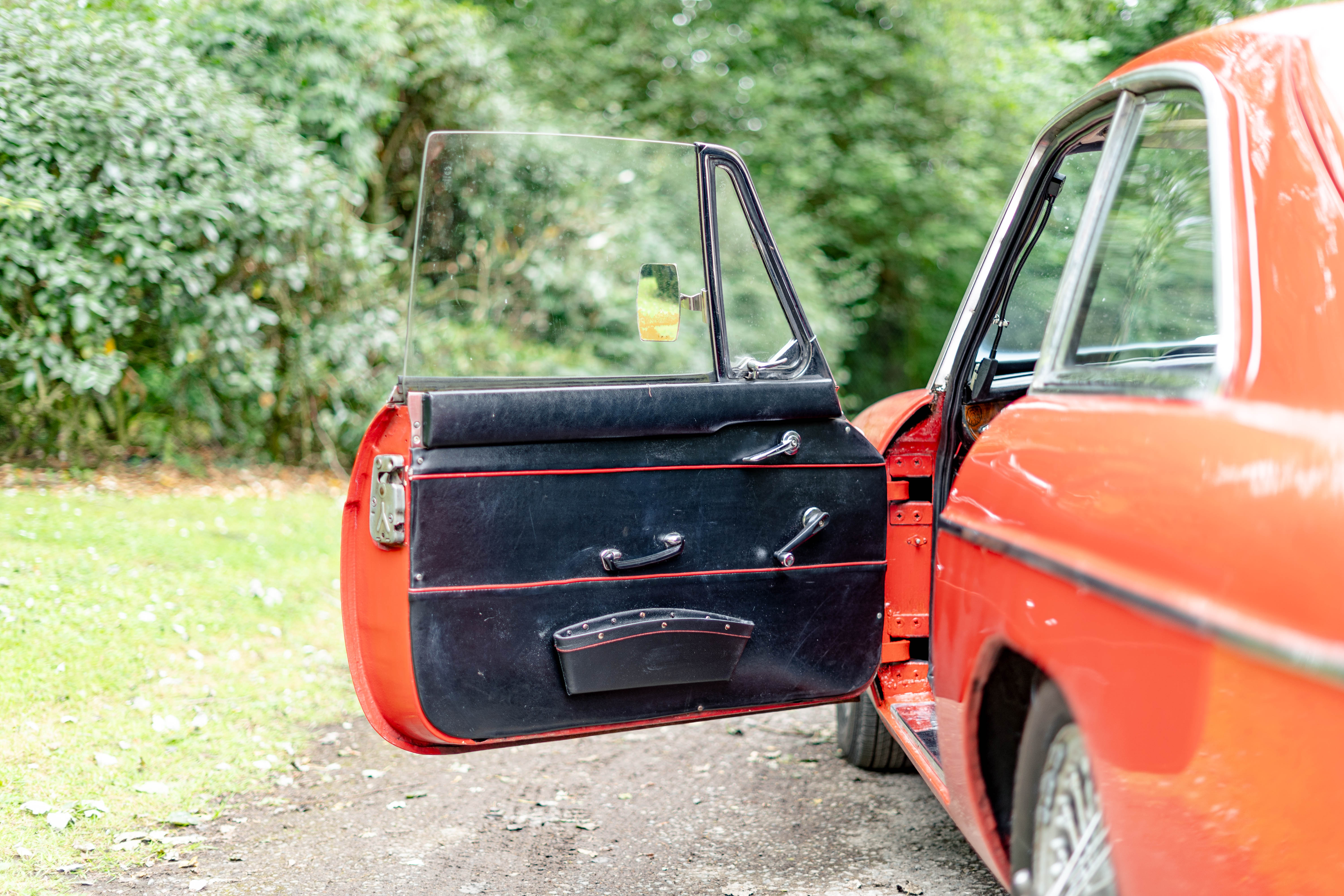 Lot 43 - 1971 MGB GT