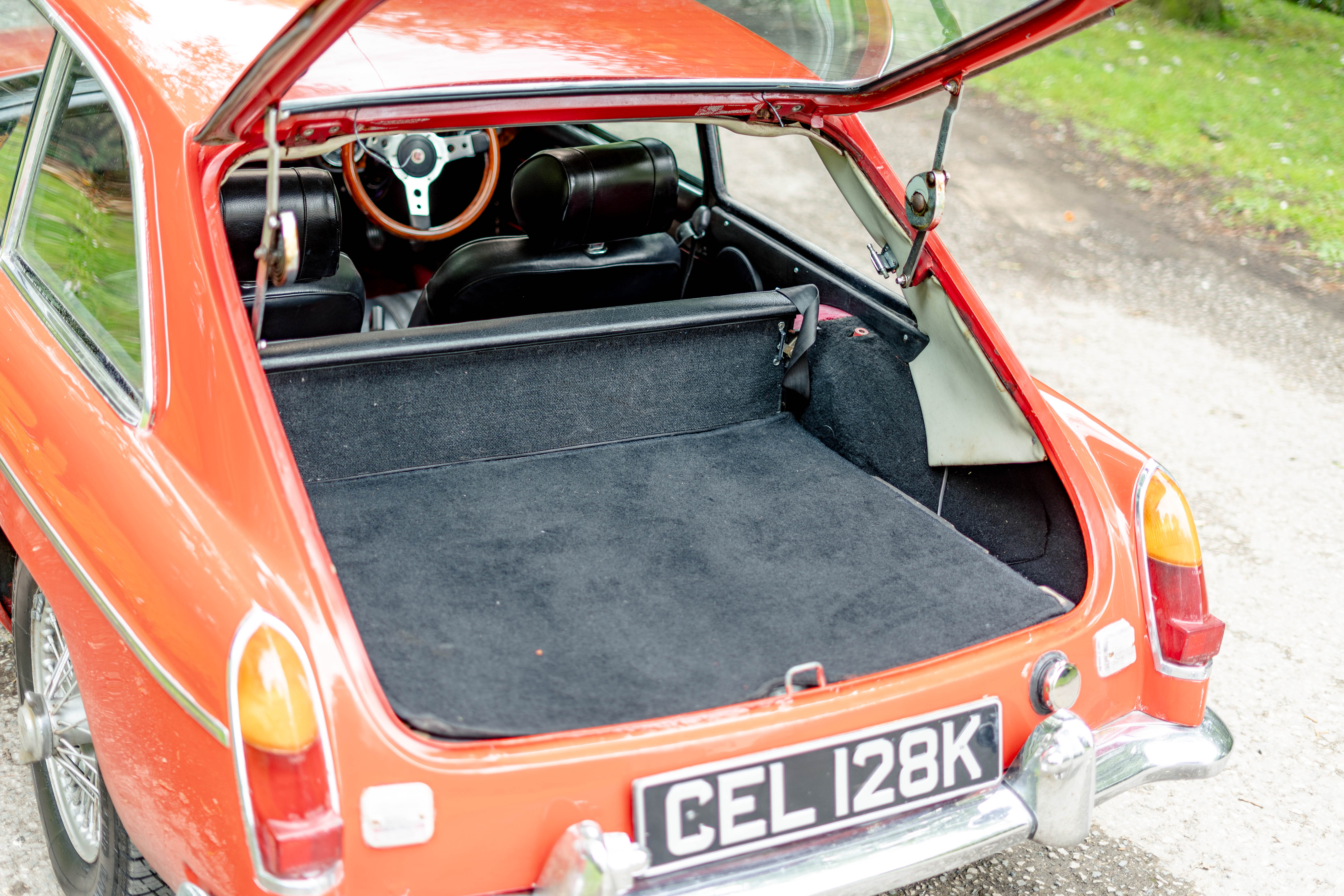 Lot 43 - 1971 MGB GT