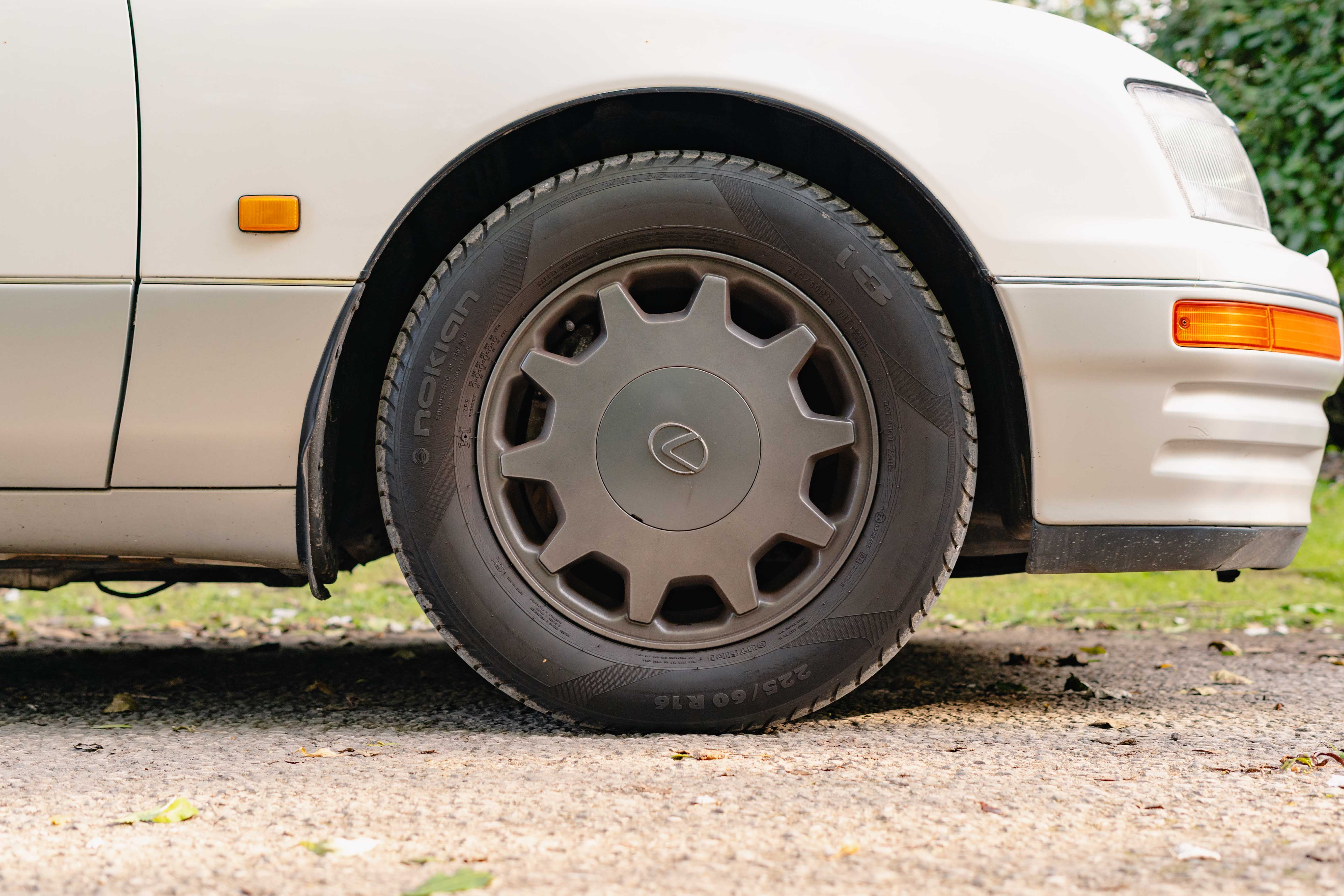 Lot 35 - 1995 Lexus LS400