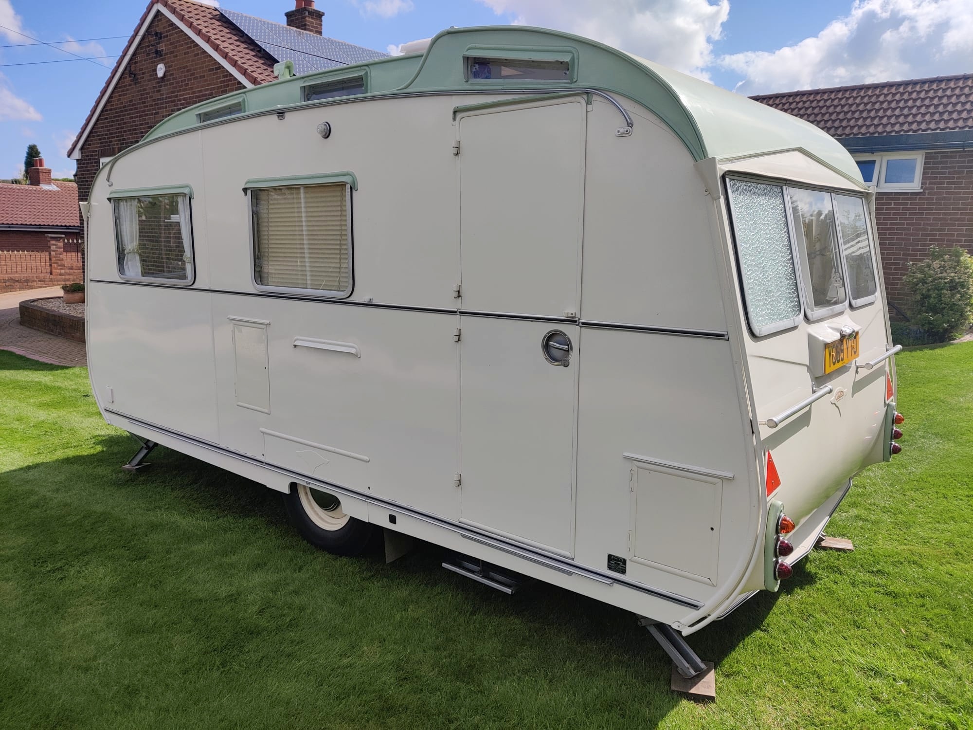 Lot 15 - 1960 Carlight 4-Berth Caravan