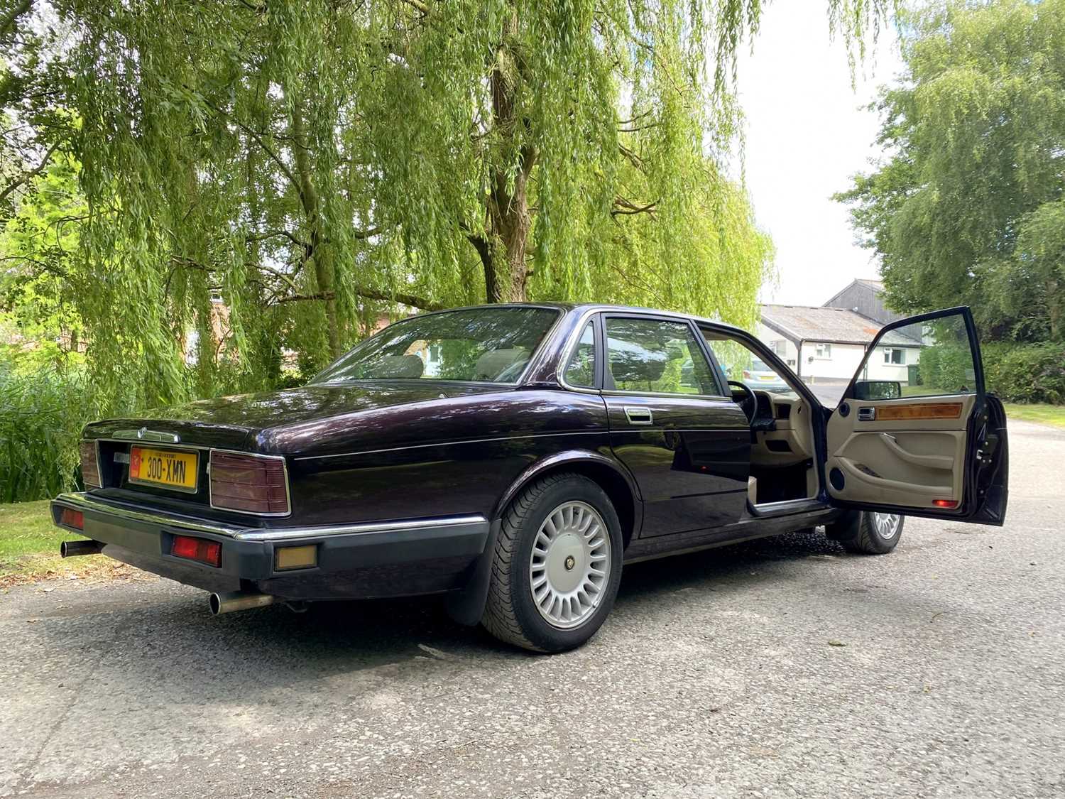 Lot 9 - 1991 Jaguar XJ12