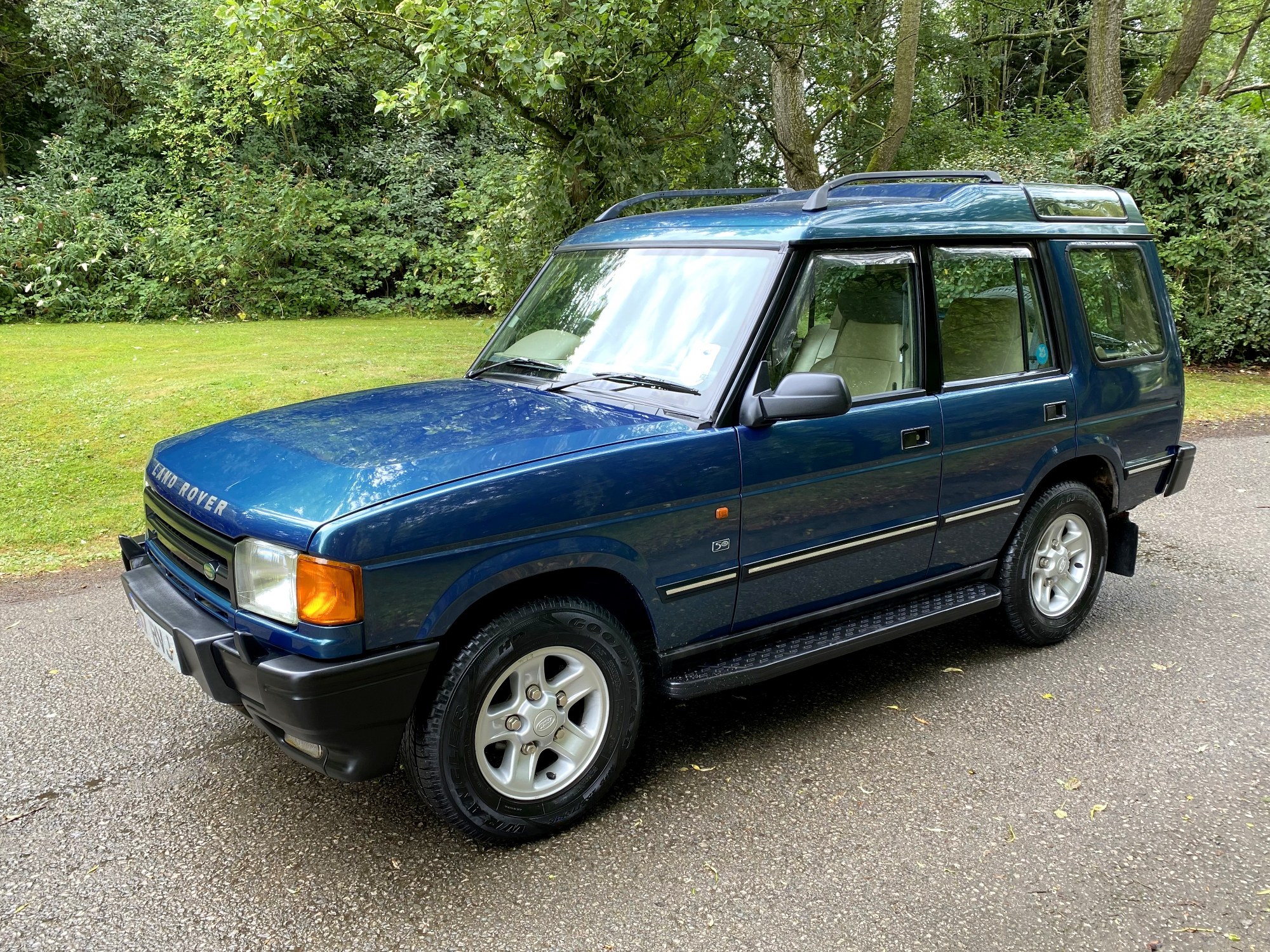 Lot 75 - 1998 Land Rover Discovery 50th Anniversary