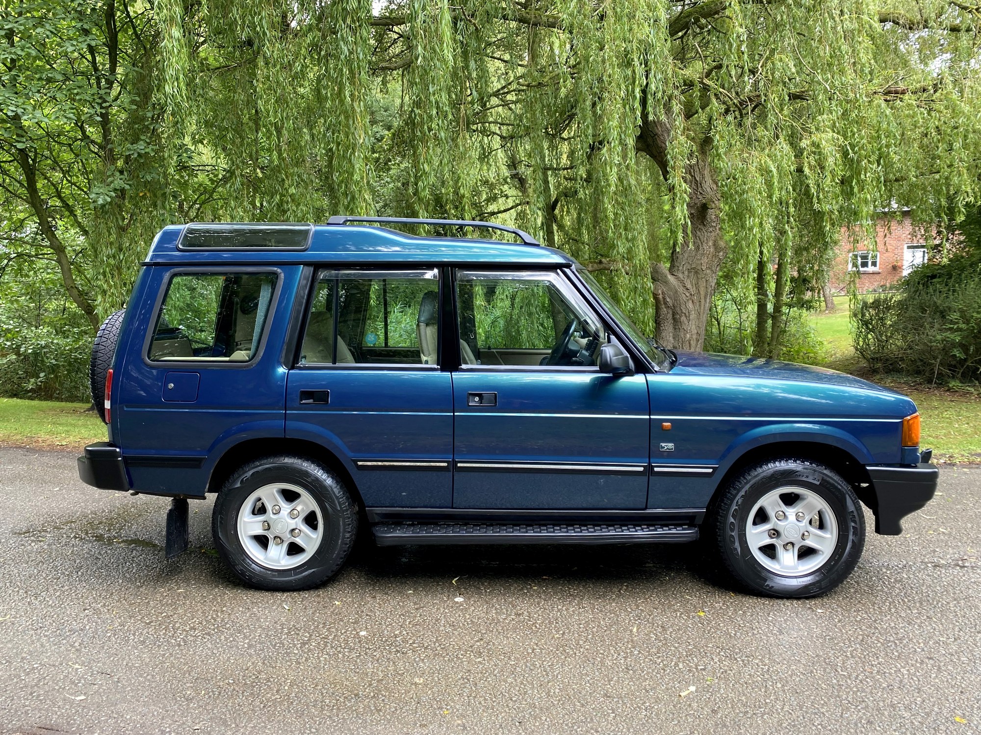 Lot 75 - 1998 Land Rover Discovery 50th Anniversary