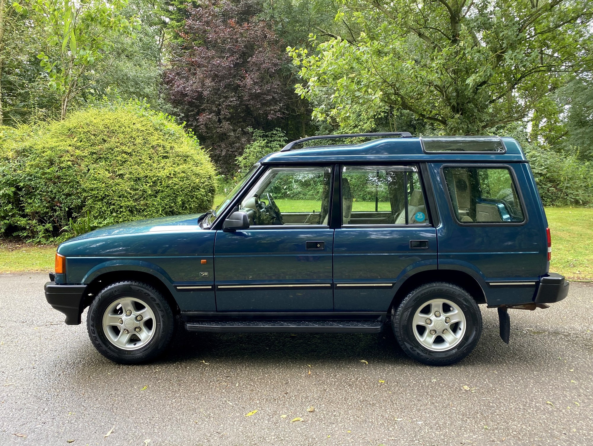 Lot 75 - 1998 Land Rover Discovery 50th Anniversary