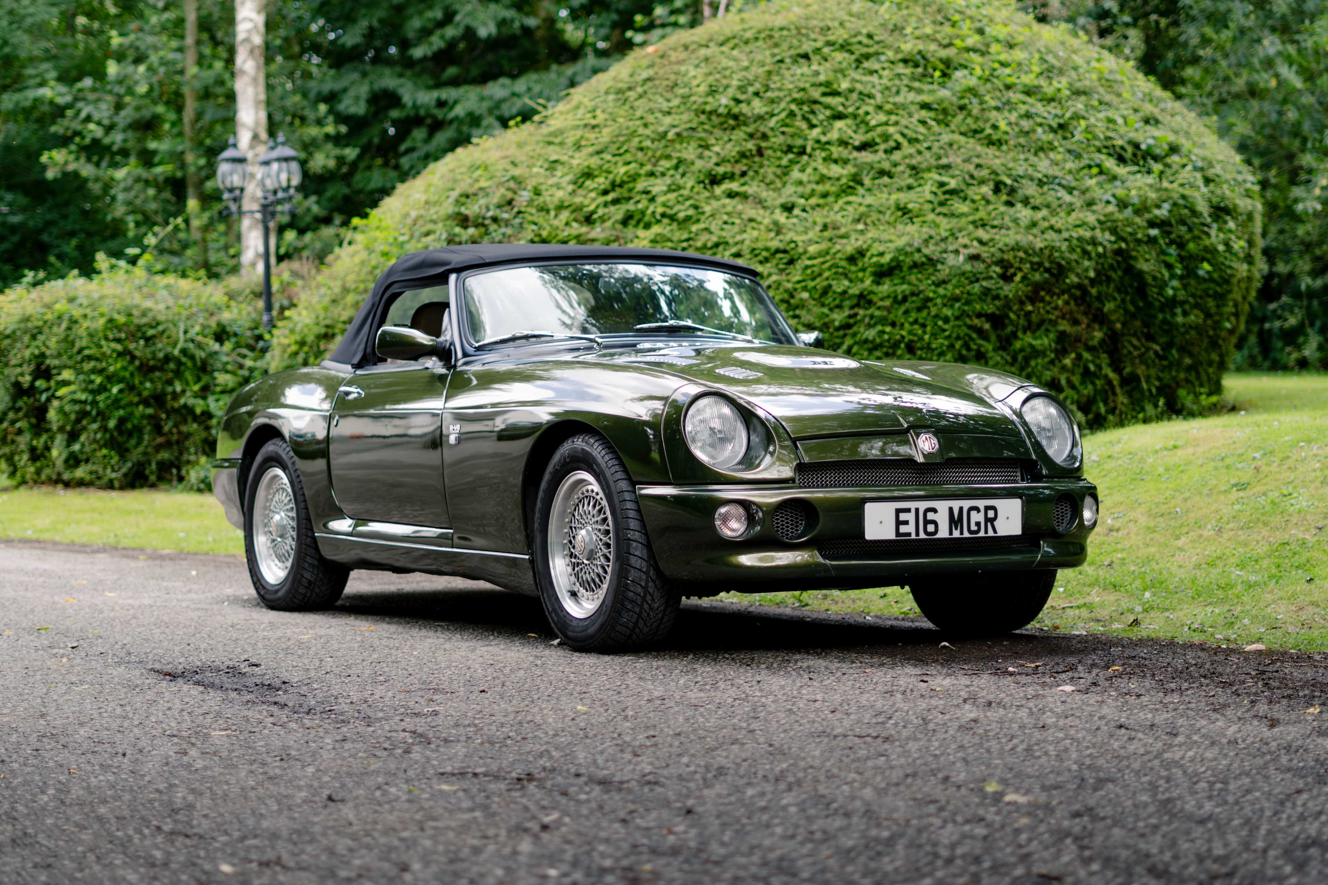 Lot 26 - 1995 MG RV8