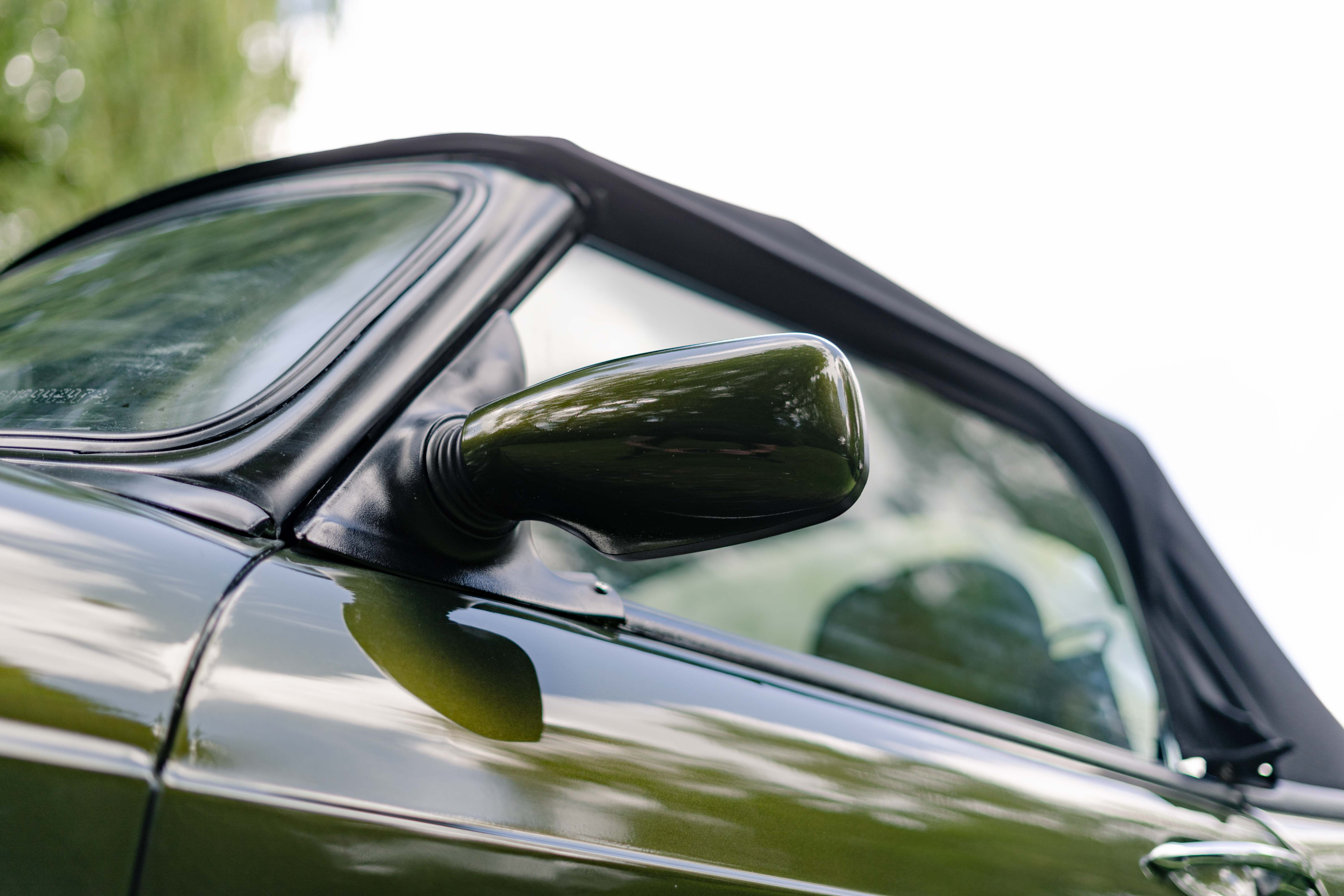 Lot 26 - 1995 MG RV8