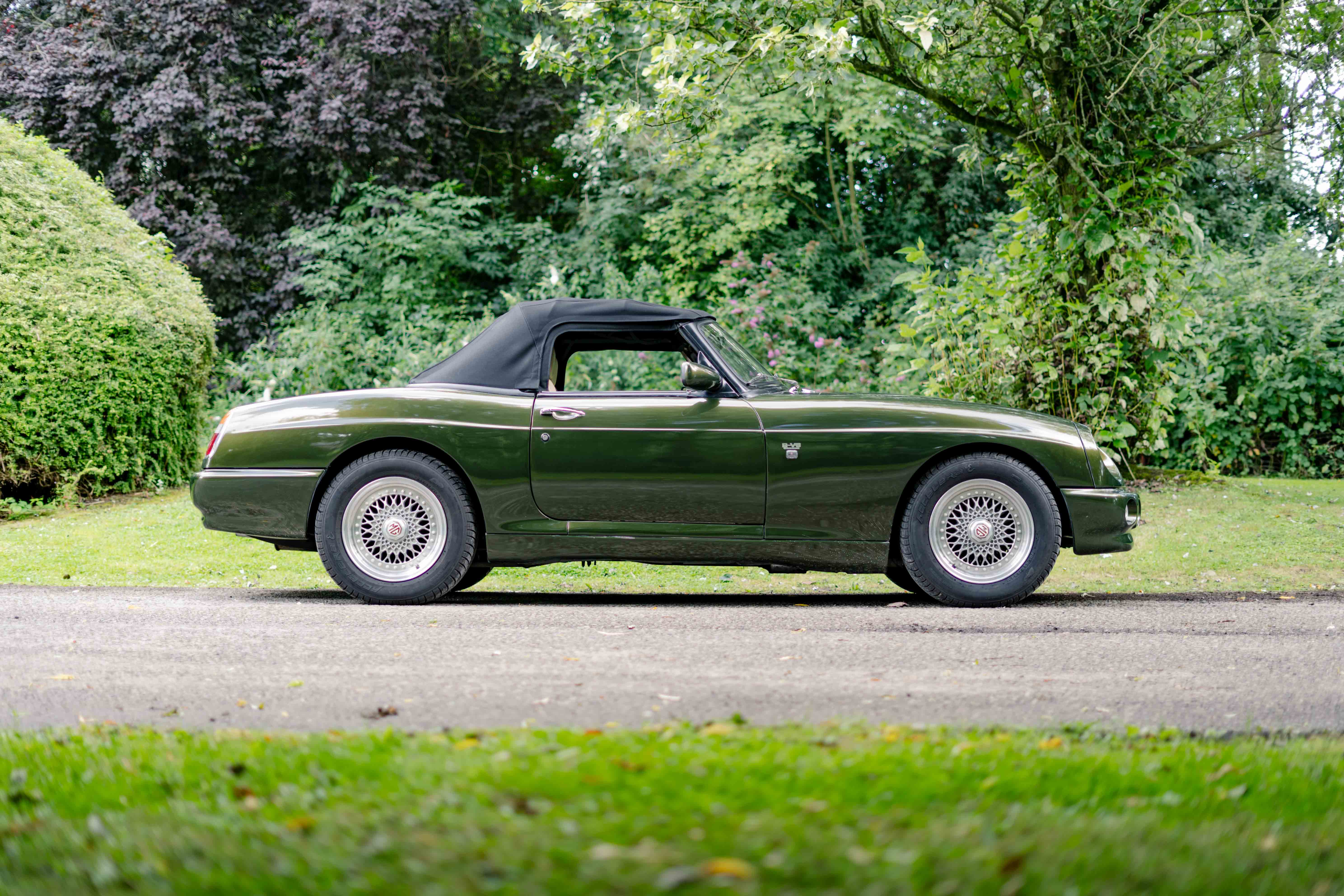 Lot 45 - 1995 MG RV8