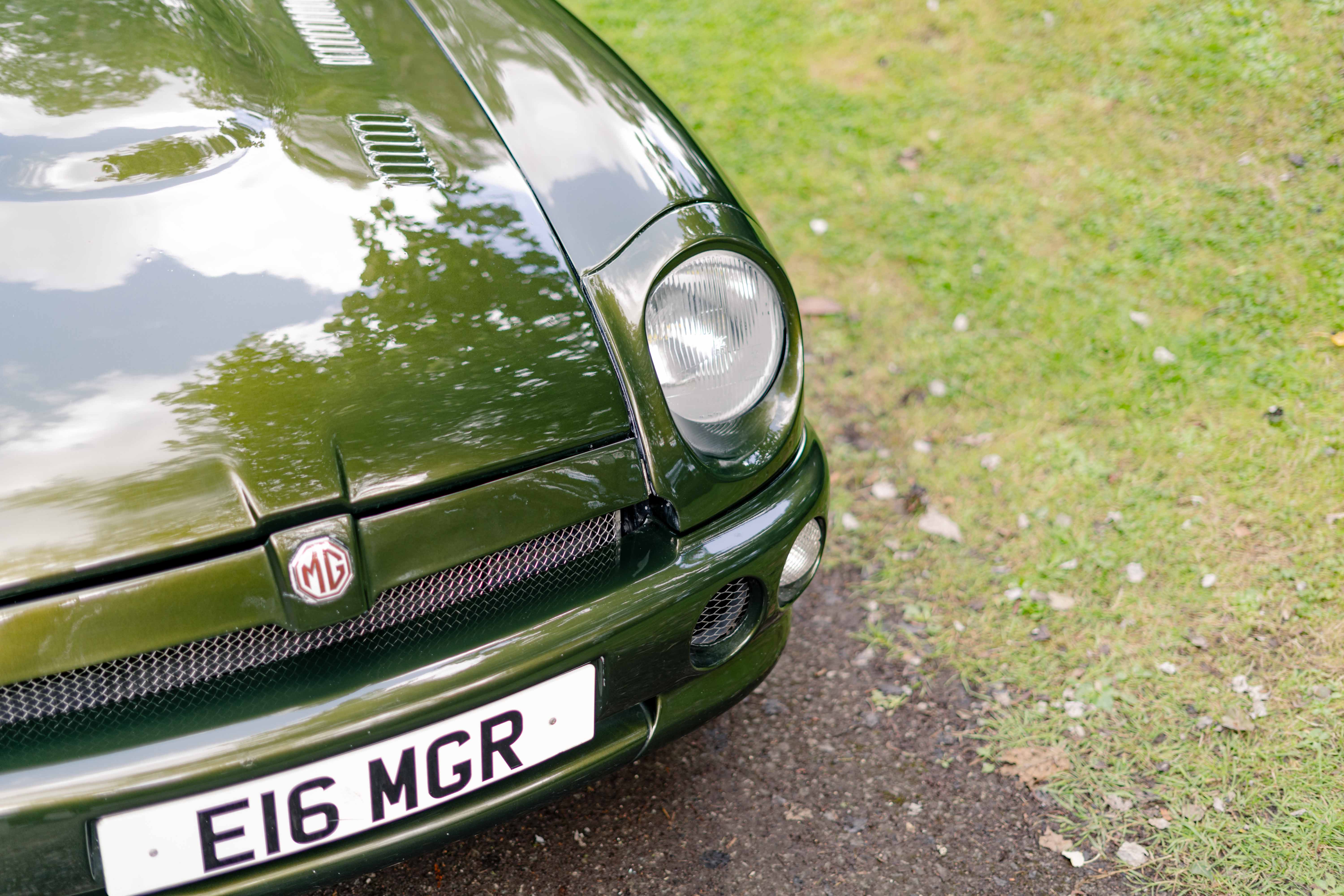 Lot 45 - 1995 MG RV8