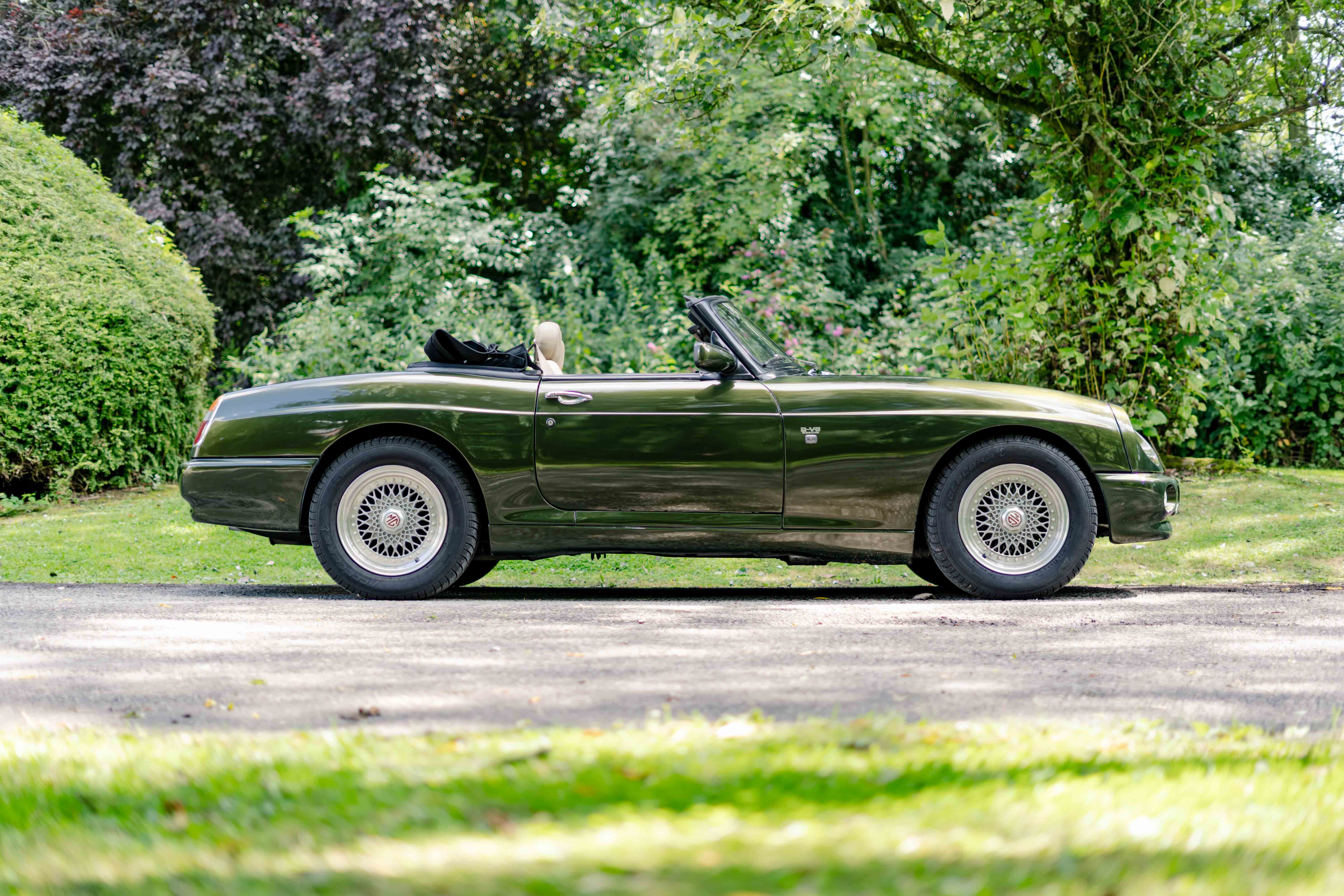 Lot 45 - 1995 MG RV8