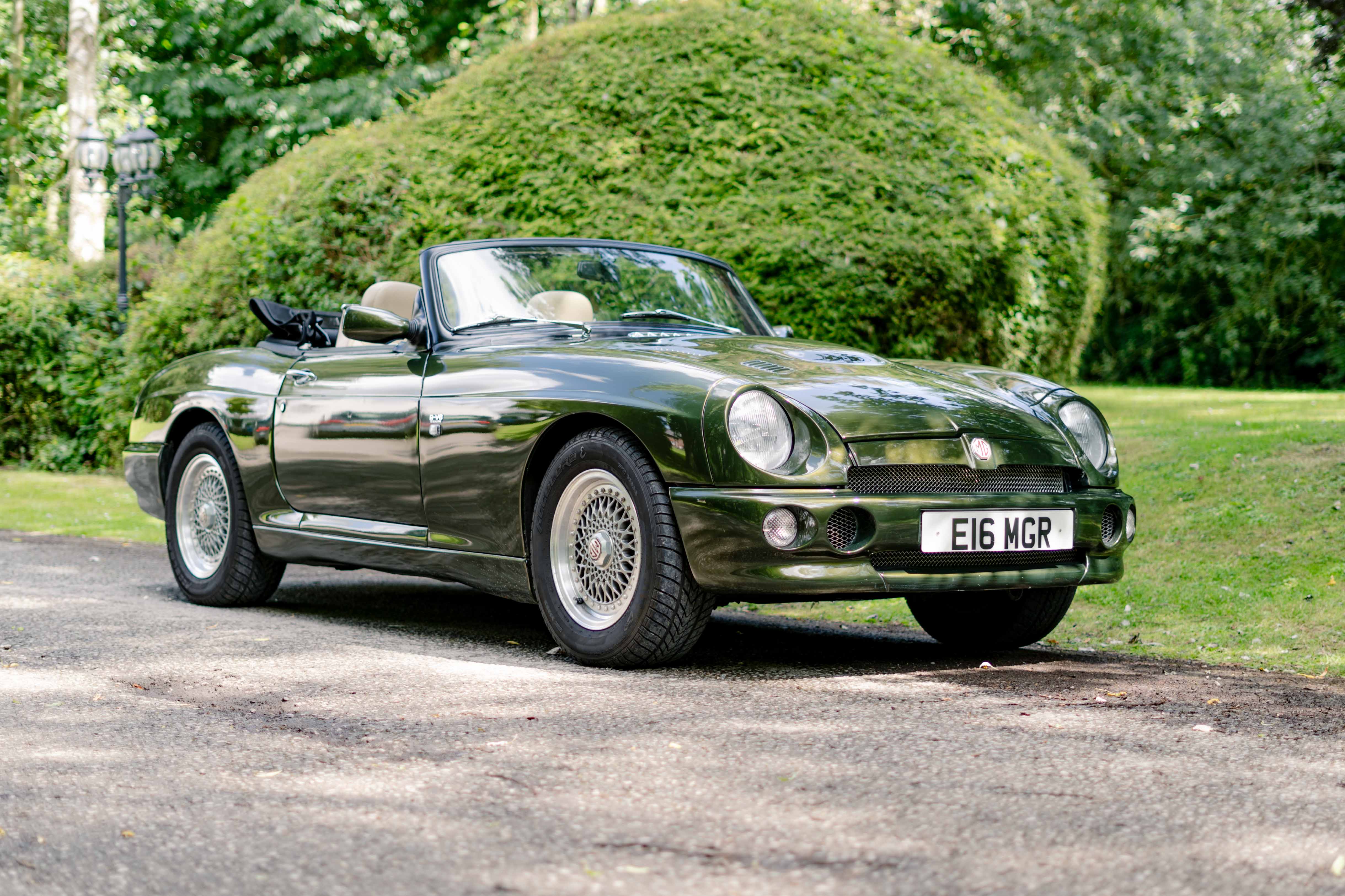 Lot 45 - 1995 MG RV8