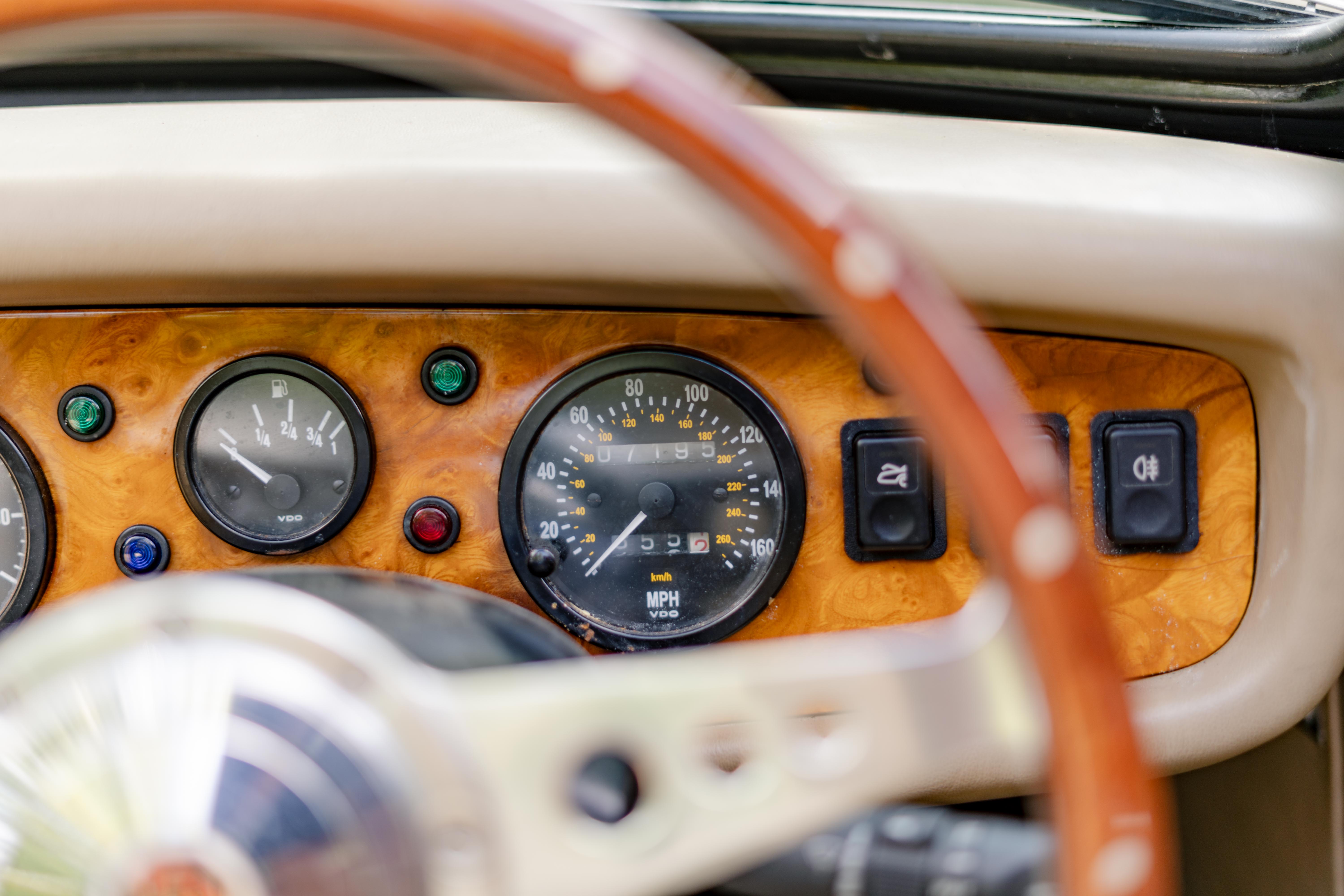 Lot 45 - 1995 MG RV8