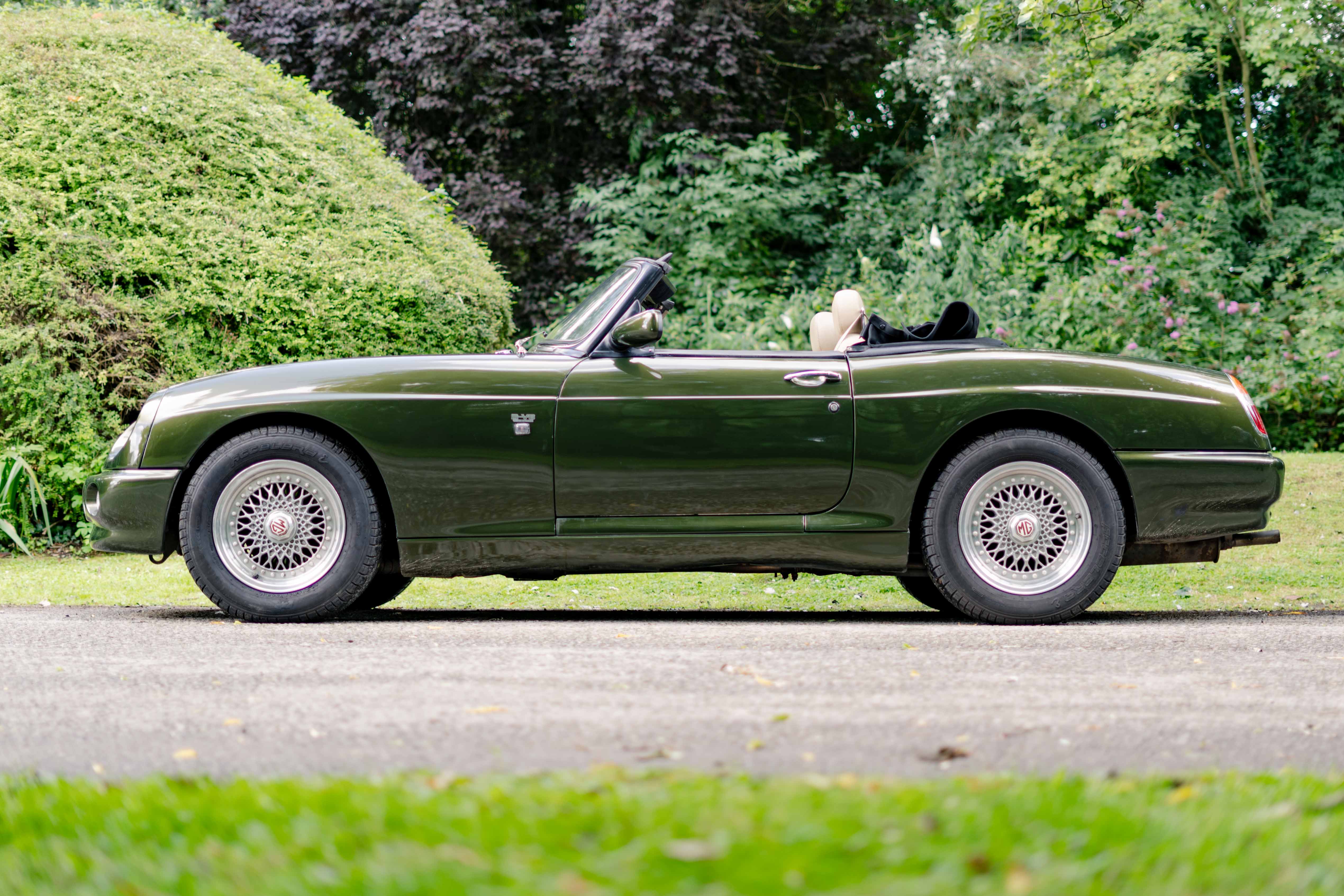 Lot 45 - 1995 MG RV8