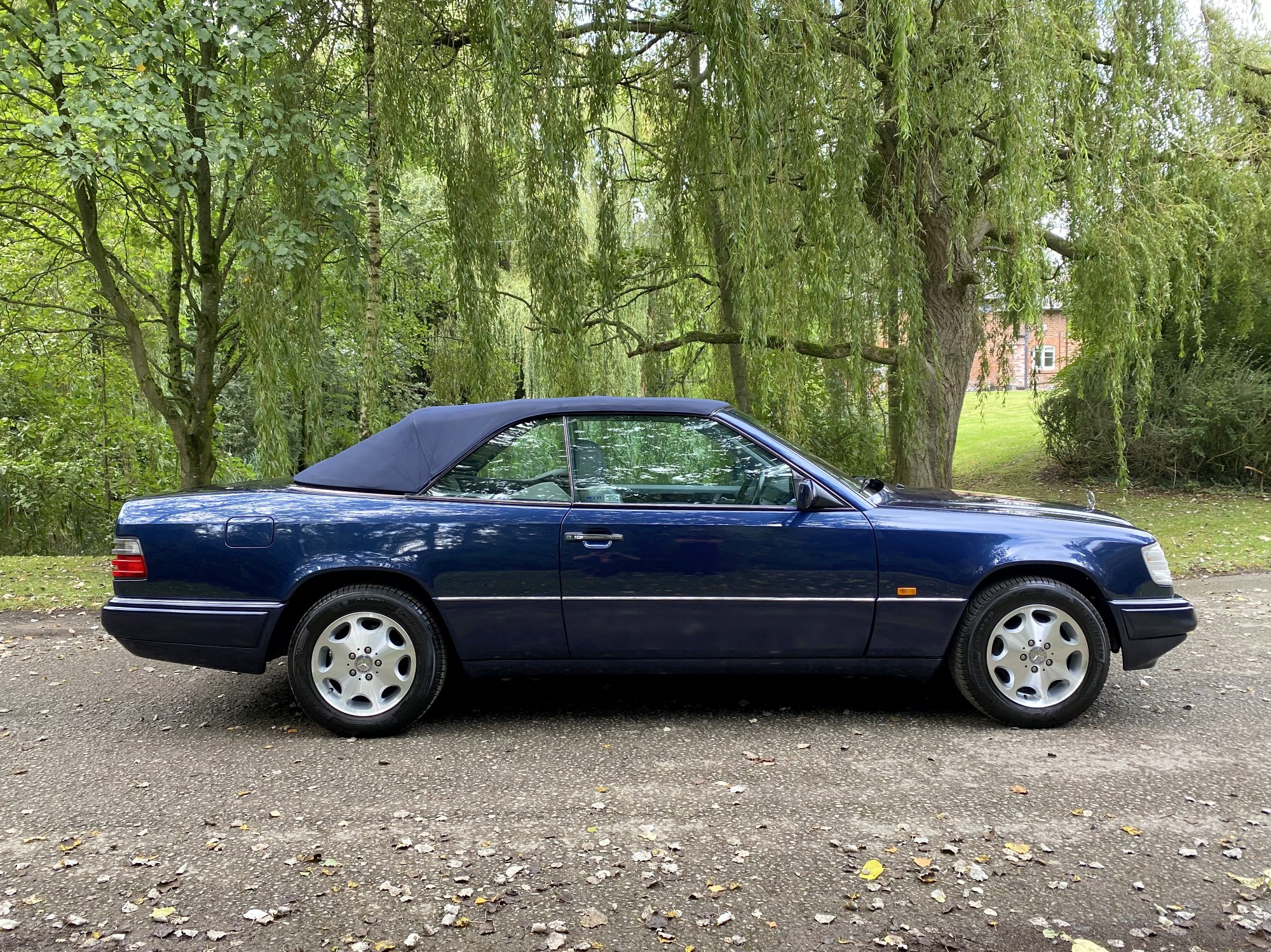 Lot 34 - 1995 Mercedes-Benz E220 Cabriolet