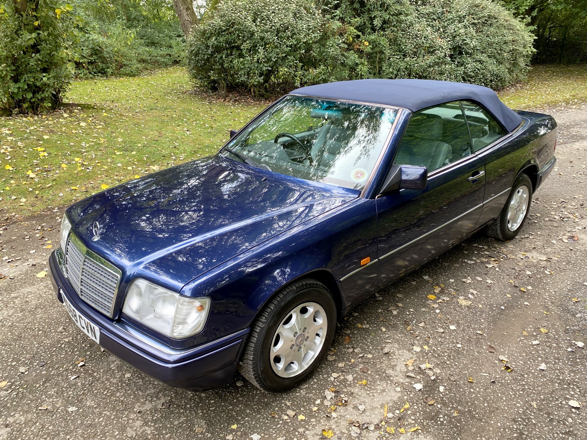 Lot 34 - 1995 Mercedes-Benz E220 Cabriolet