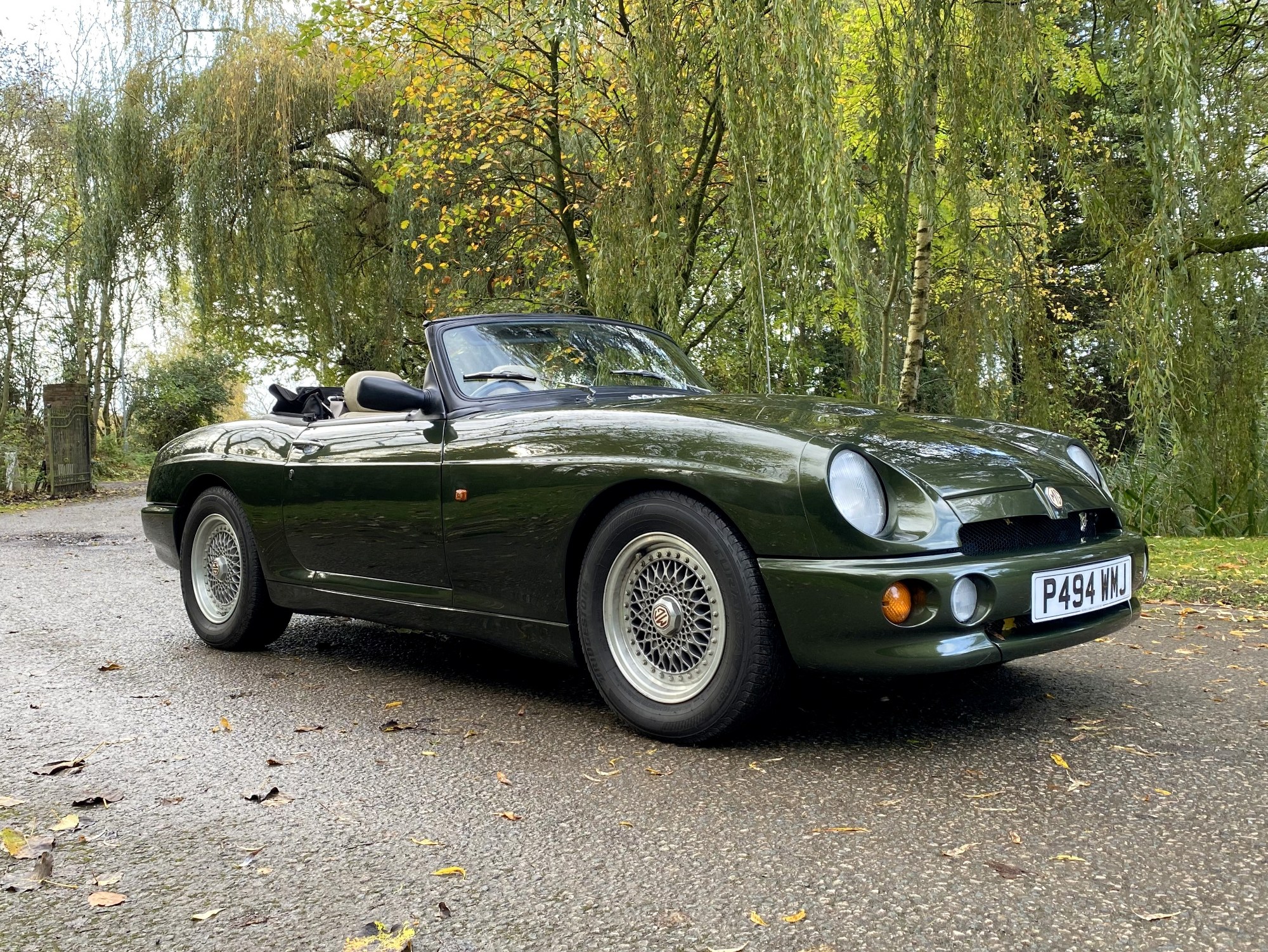 Lot 37 - 1995 MG RV8