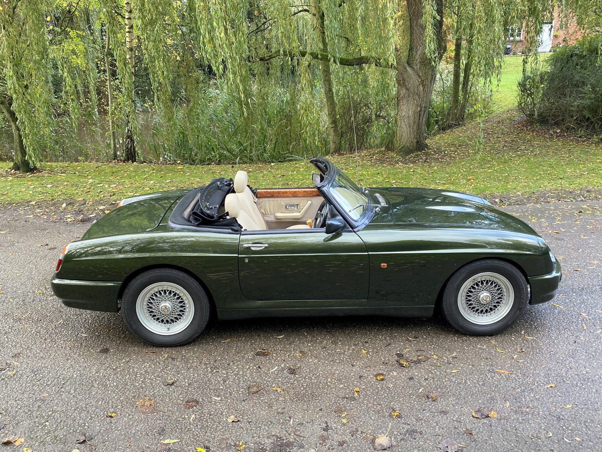 Lot 37 - 1995 MG RV8