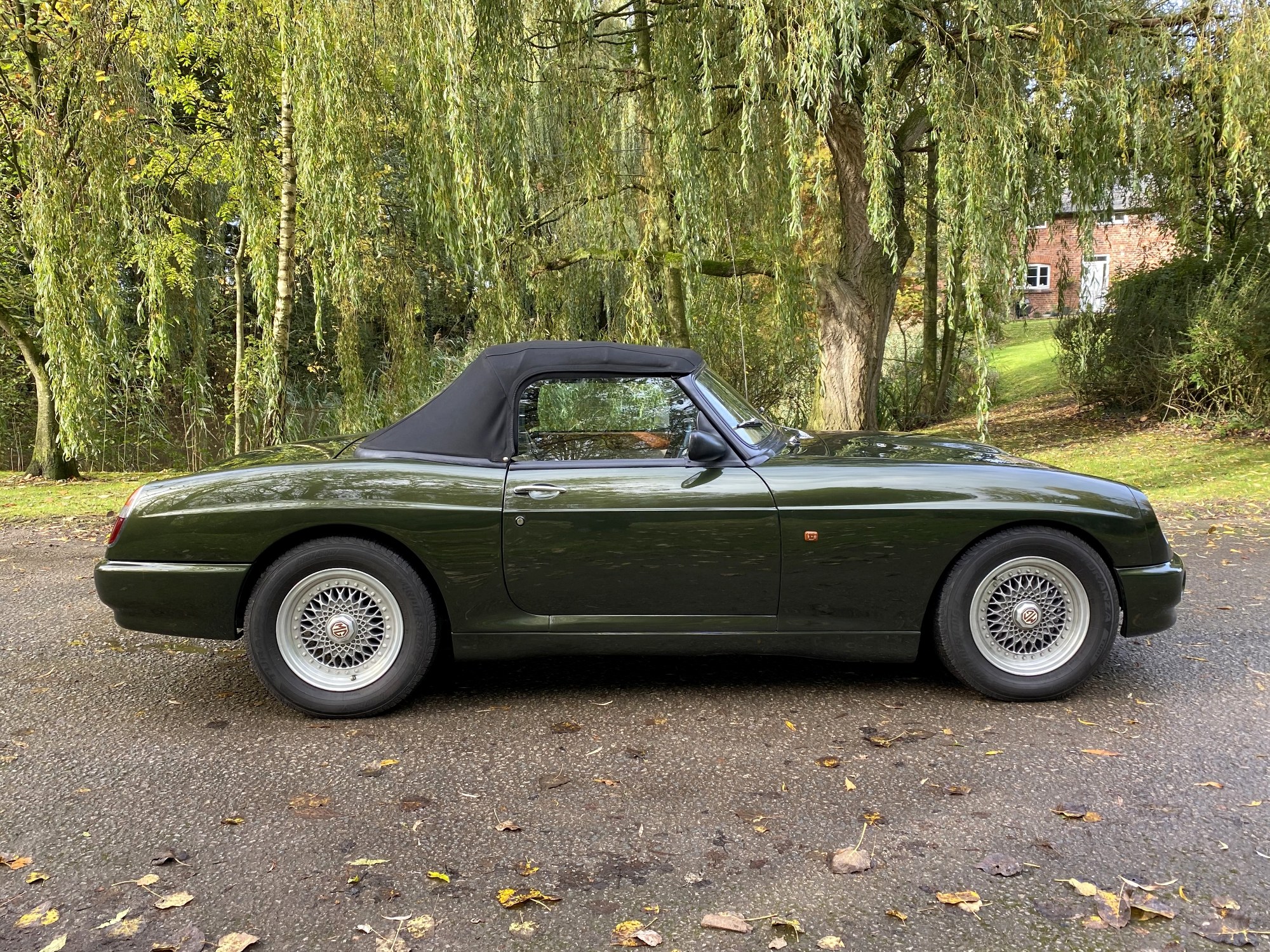 Lot 37 - 1995 MG RV8