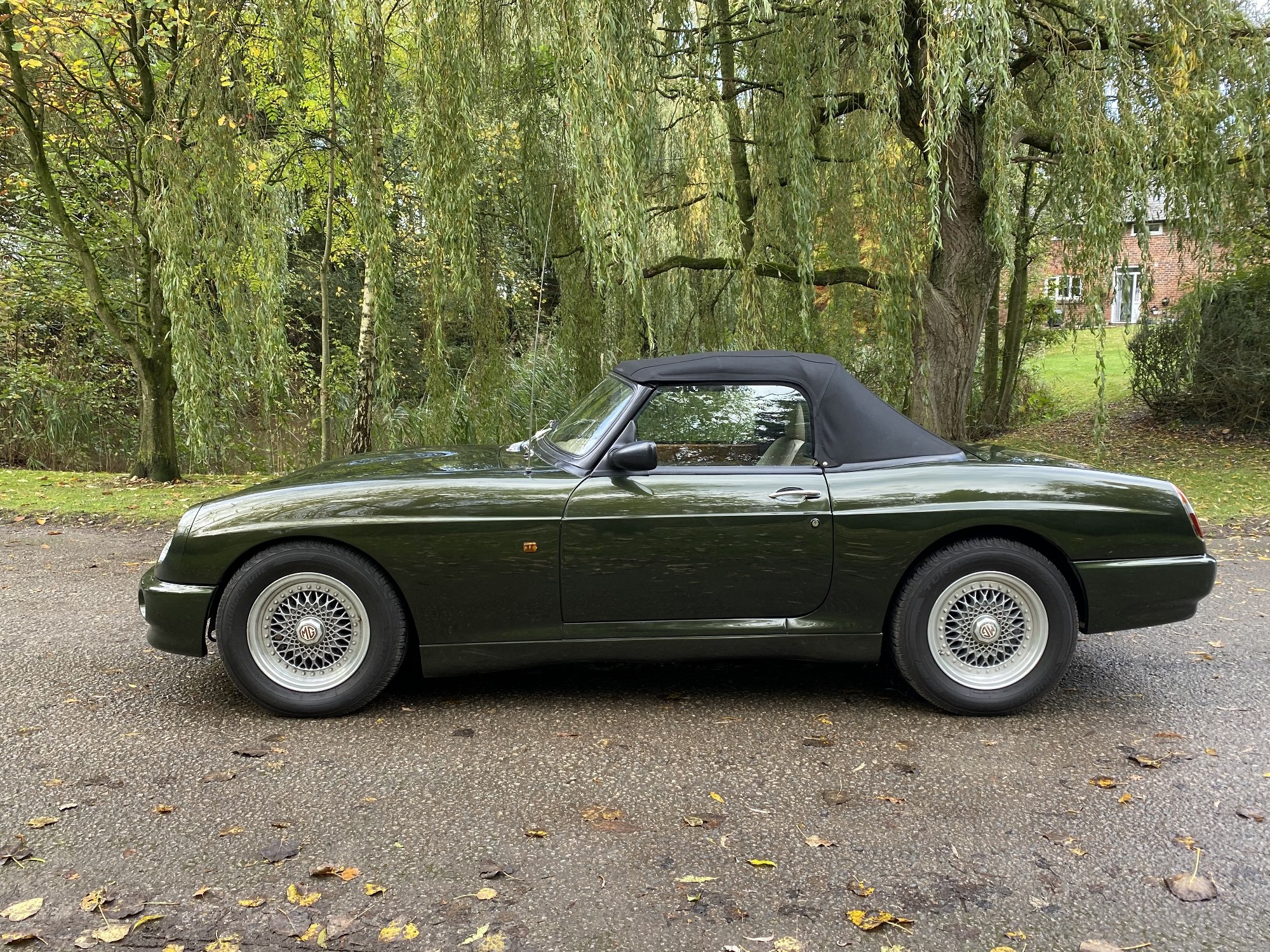 Lot 37 - 1995 MG RV8