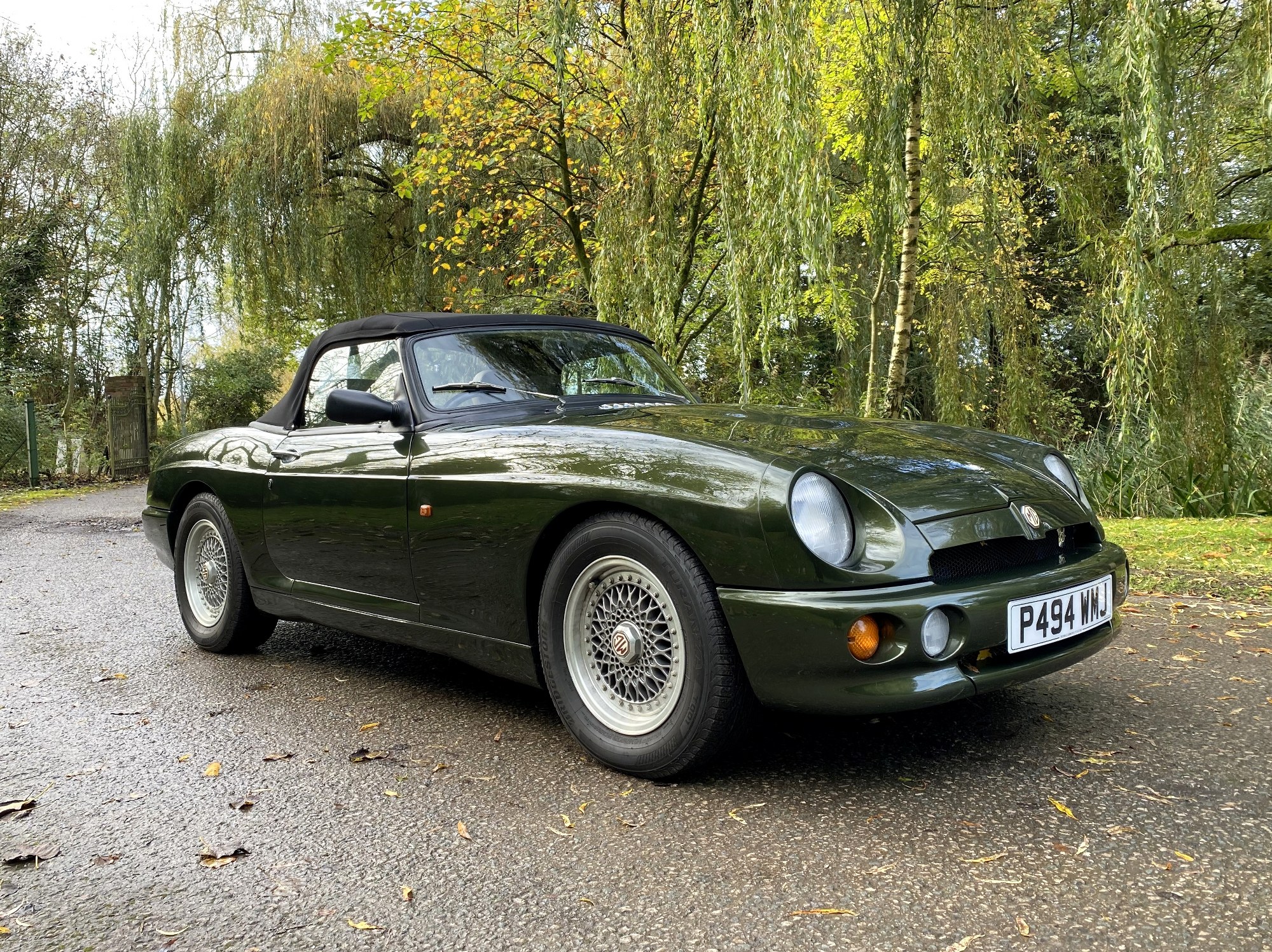 Lot 37 - 1995 MG RV8