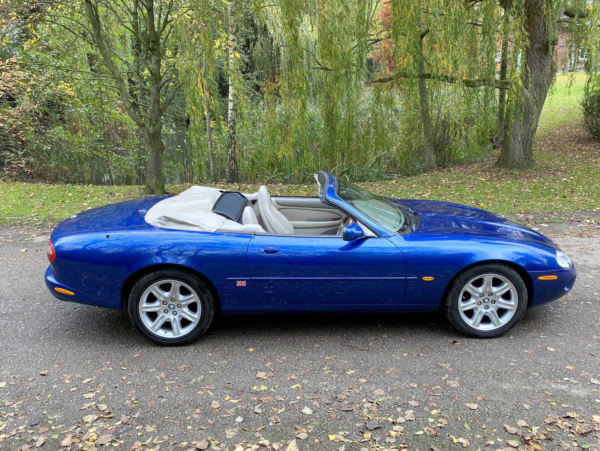 Lot 20 - 1998 Jaguar XK8 Convertible