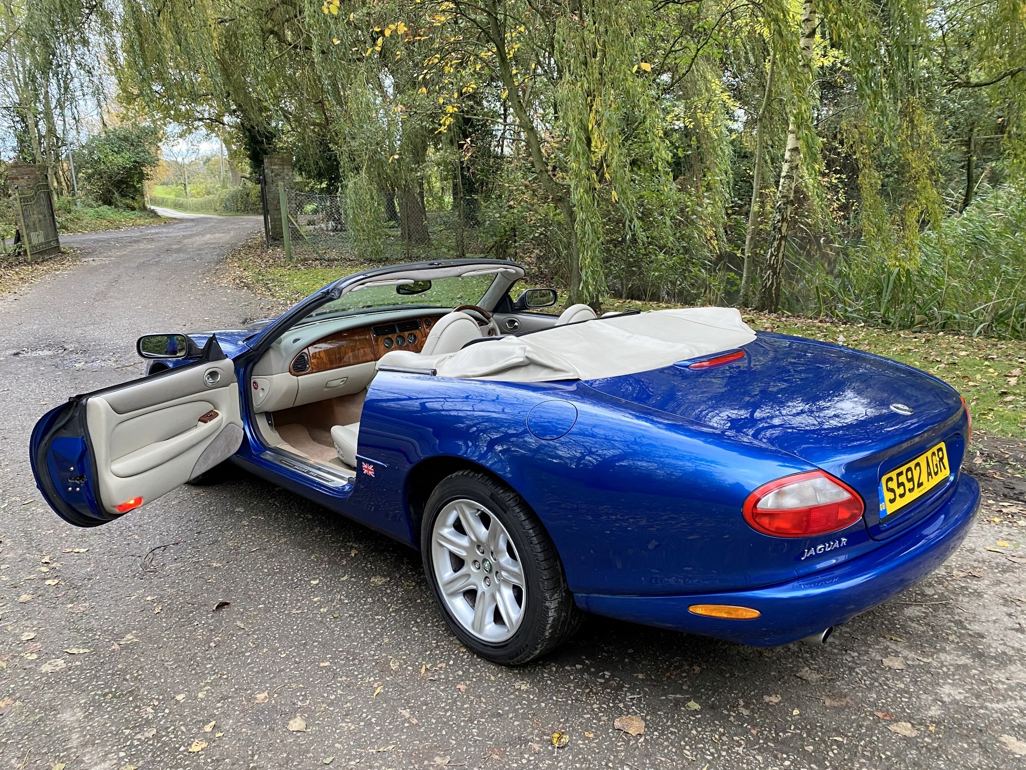 Lot 20 - 1998 Jaguar XK8 Convertible