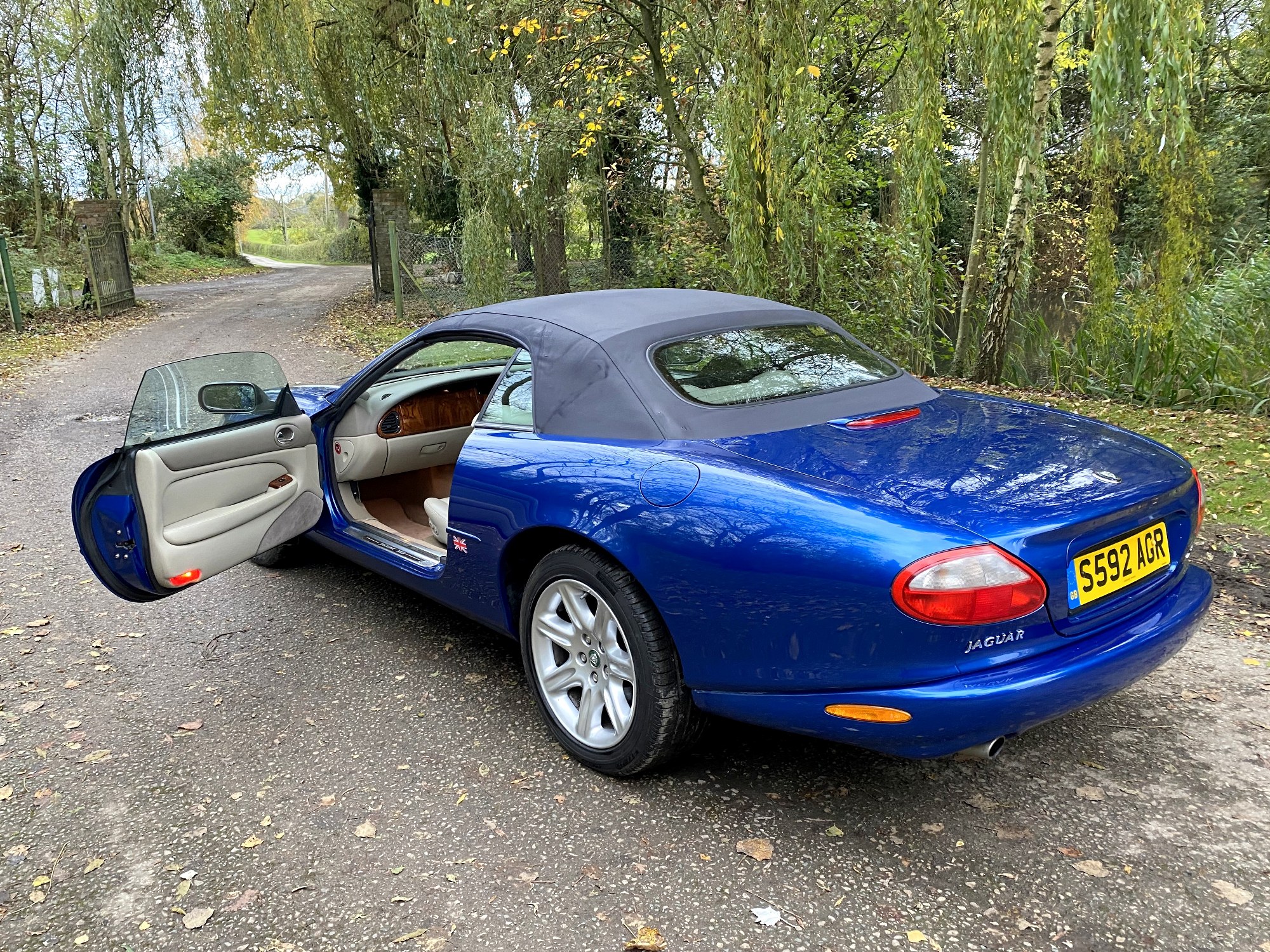 Lot 20 - 1998 Jaguar XK8 Convertible