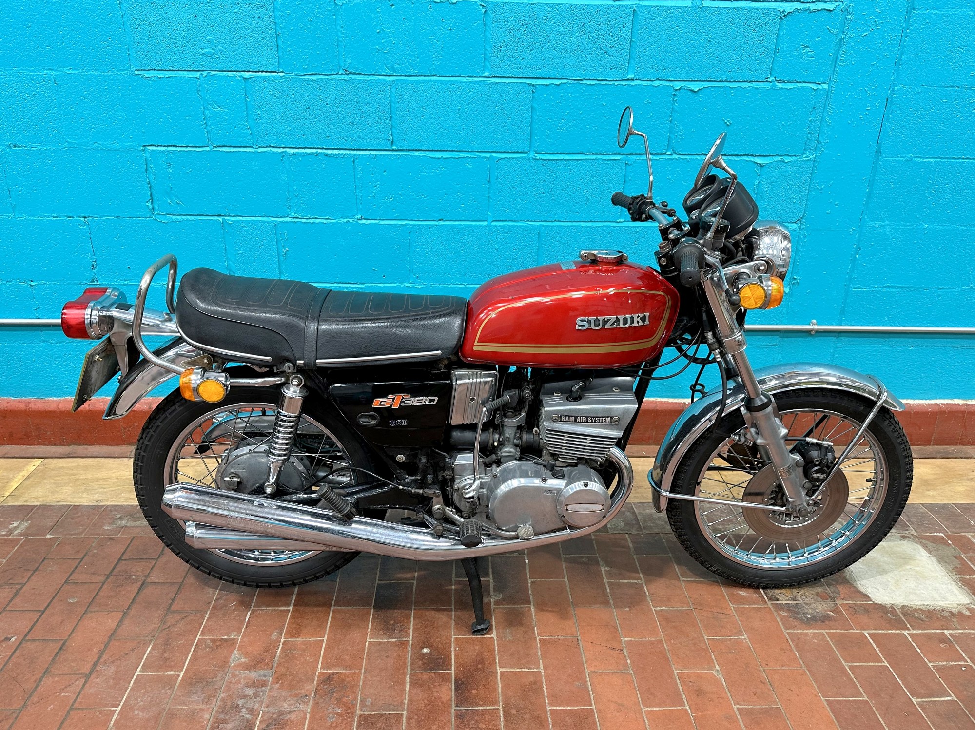 Lot 31 - 1974 Suzuki GT380