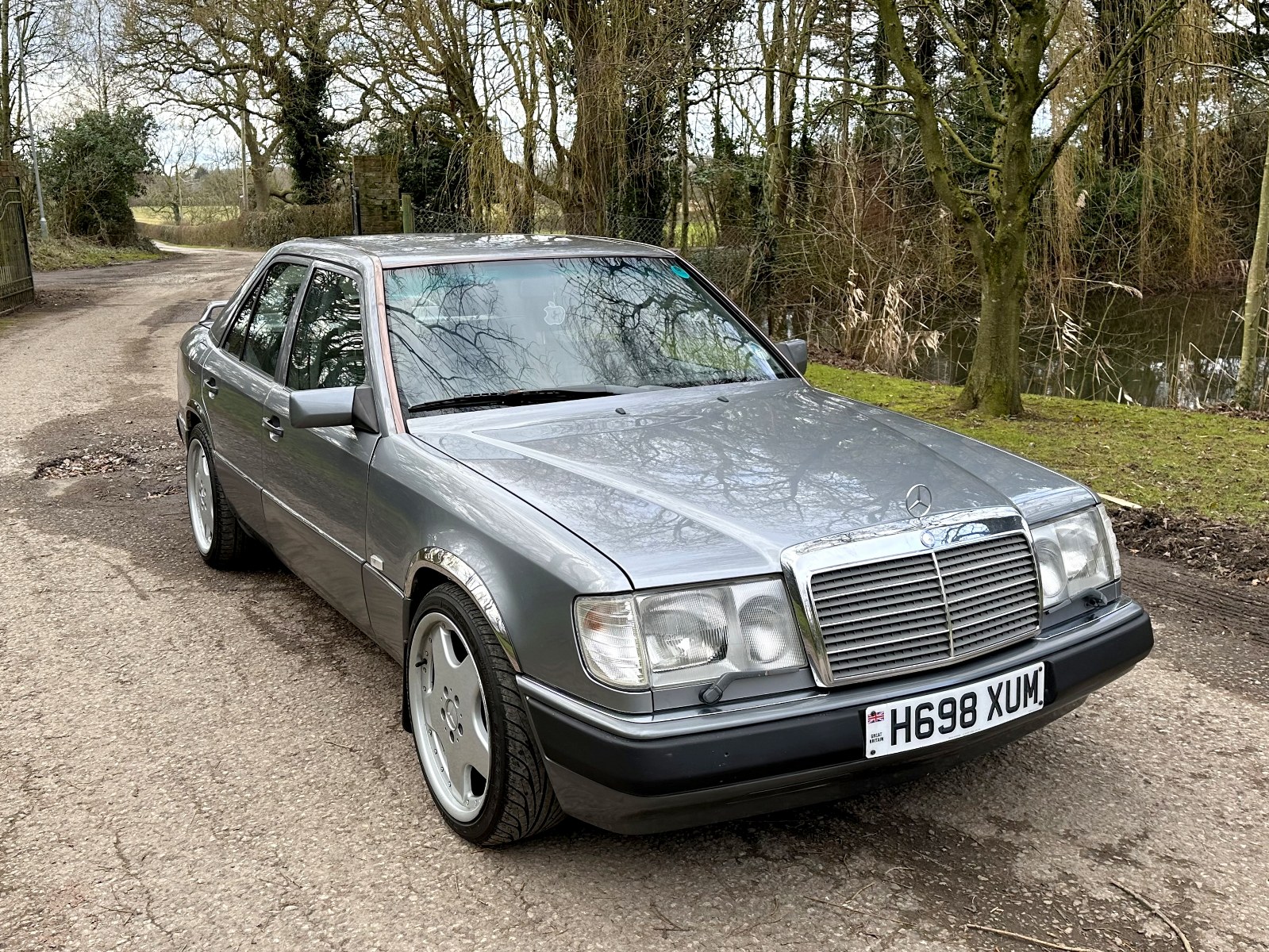 Lot 23 - 1990 Mercedes-Benz 260 E