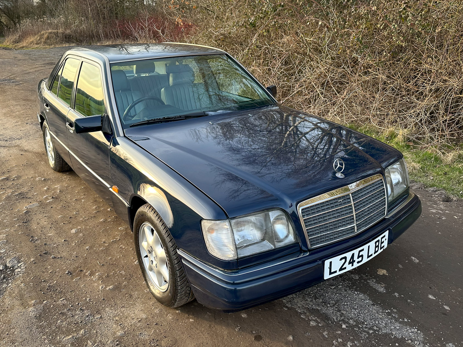 Lot 2 - 1993 Mercedes-Benz E200 Elegance