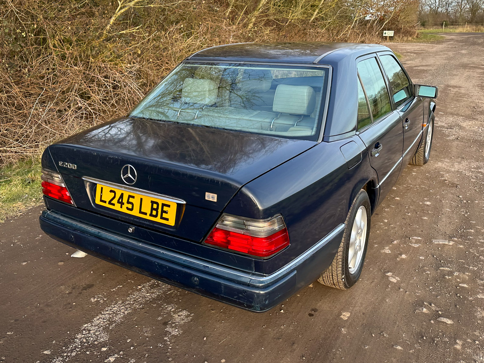 Lot 2 - 1993 Mercedes-Benz E200 Elegance