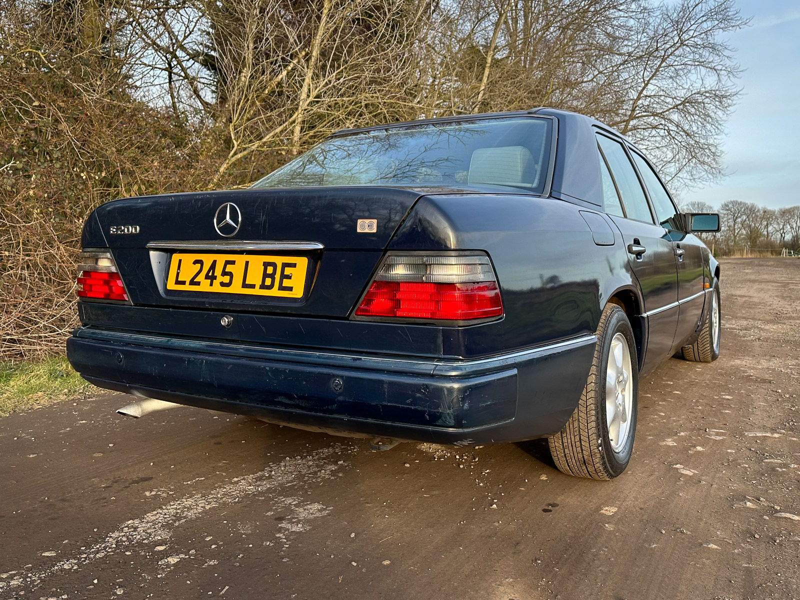 Lot 2 - 1993 Mercedes-Benz E200 Elegance