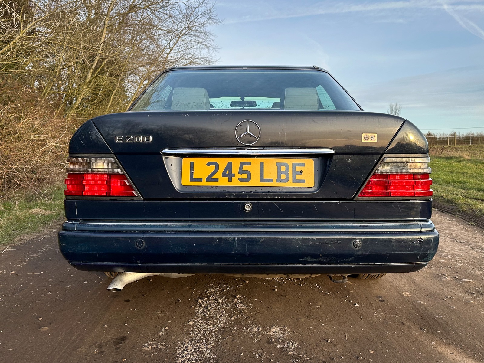 Lot 2 - 1993 Mercedes-Benz E200 Elegance