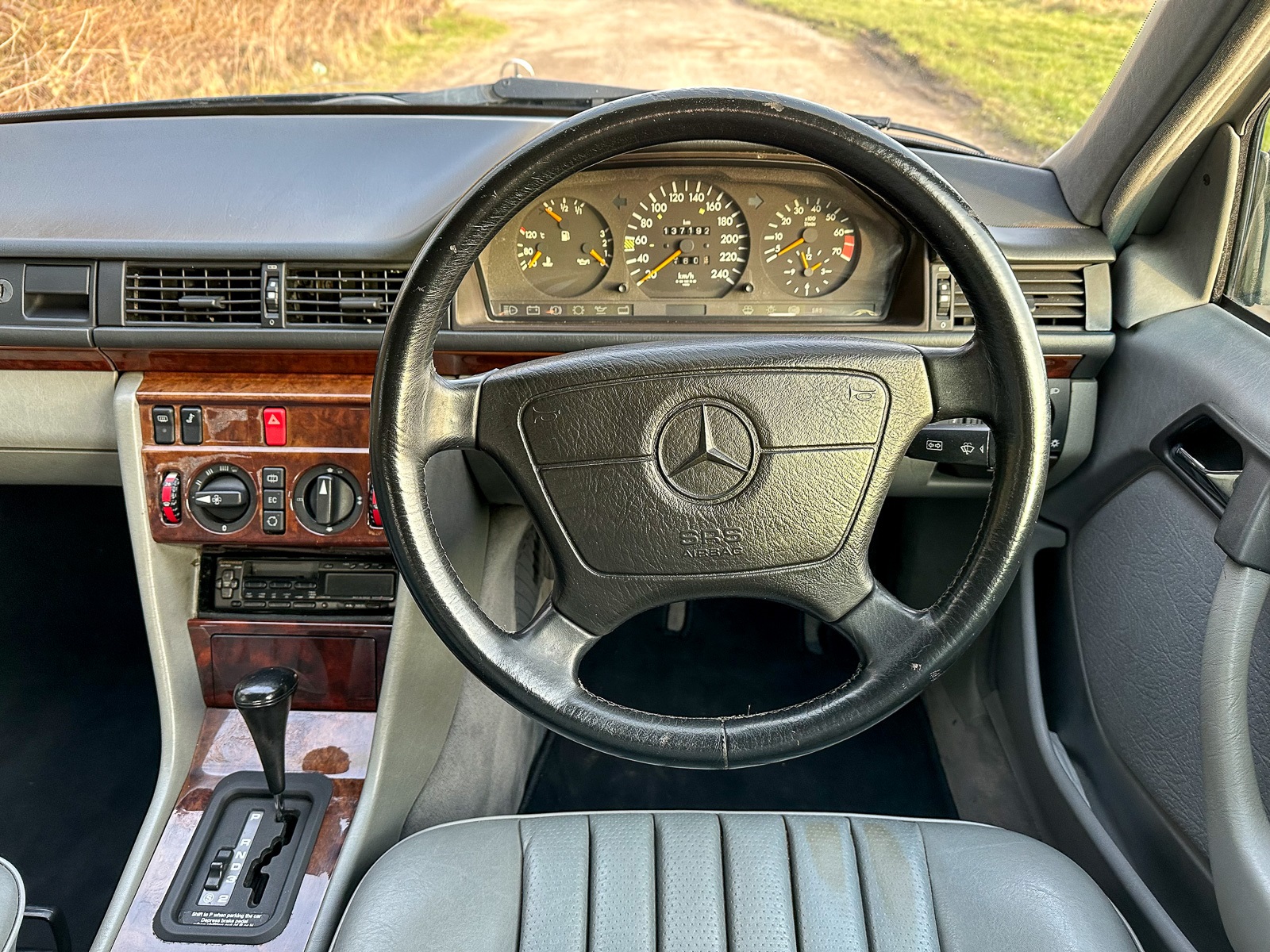 Lot 2 - 1993 Mercedes-Benz E200 Elegance
