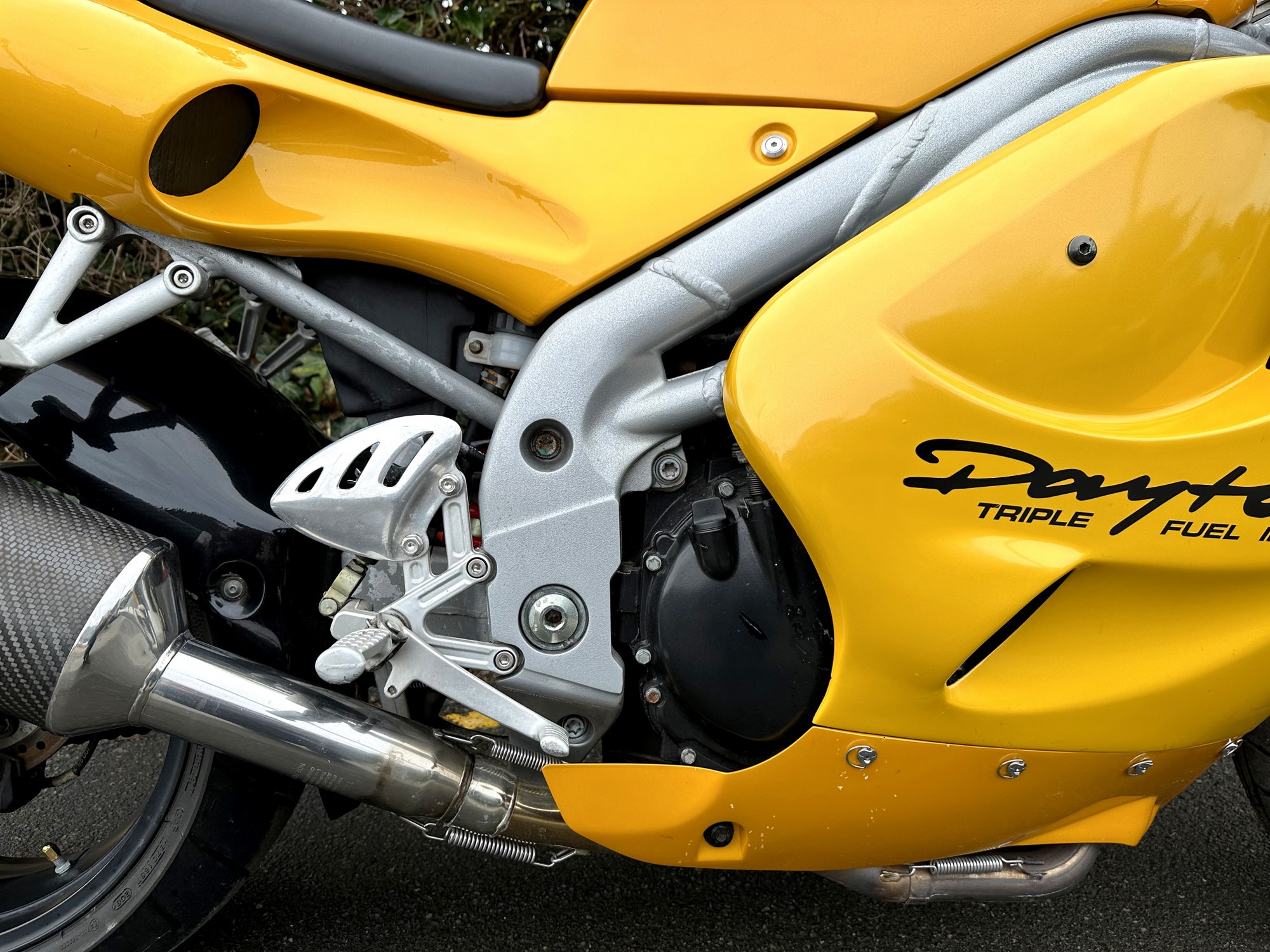 Lot 2 - 1998 Triumph Daytona T595