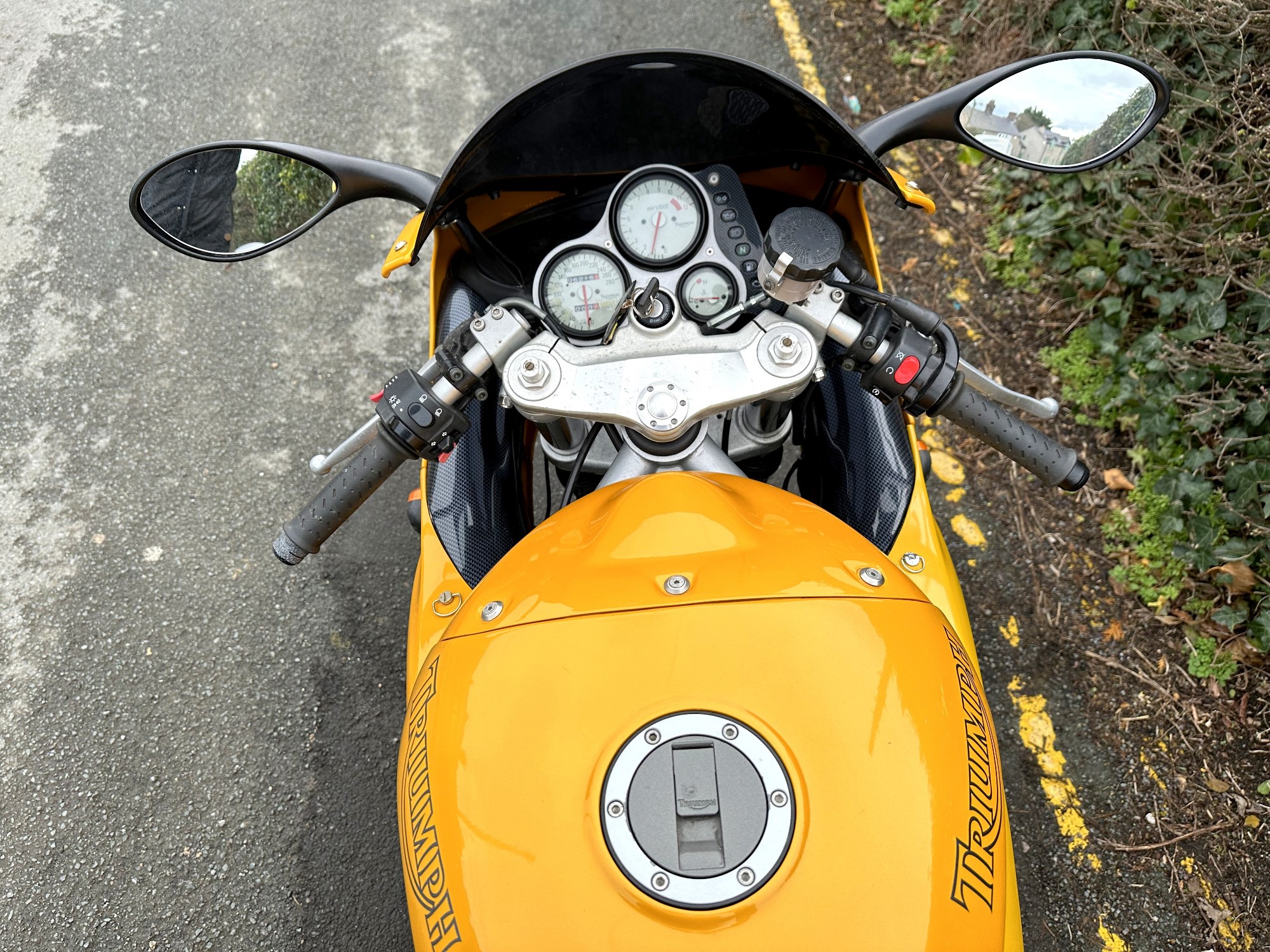 Lot 2 - 1998 Triumph Daytona T595