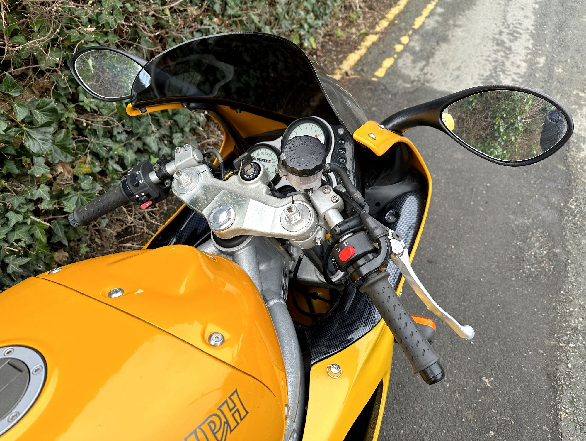 Lot 2 - 1998 Triumph Daytona T595