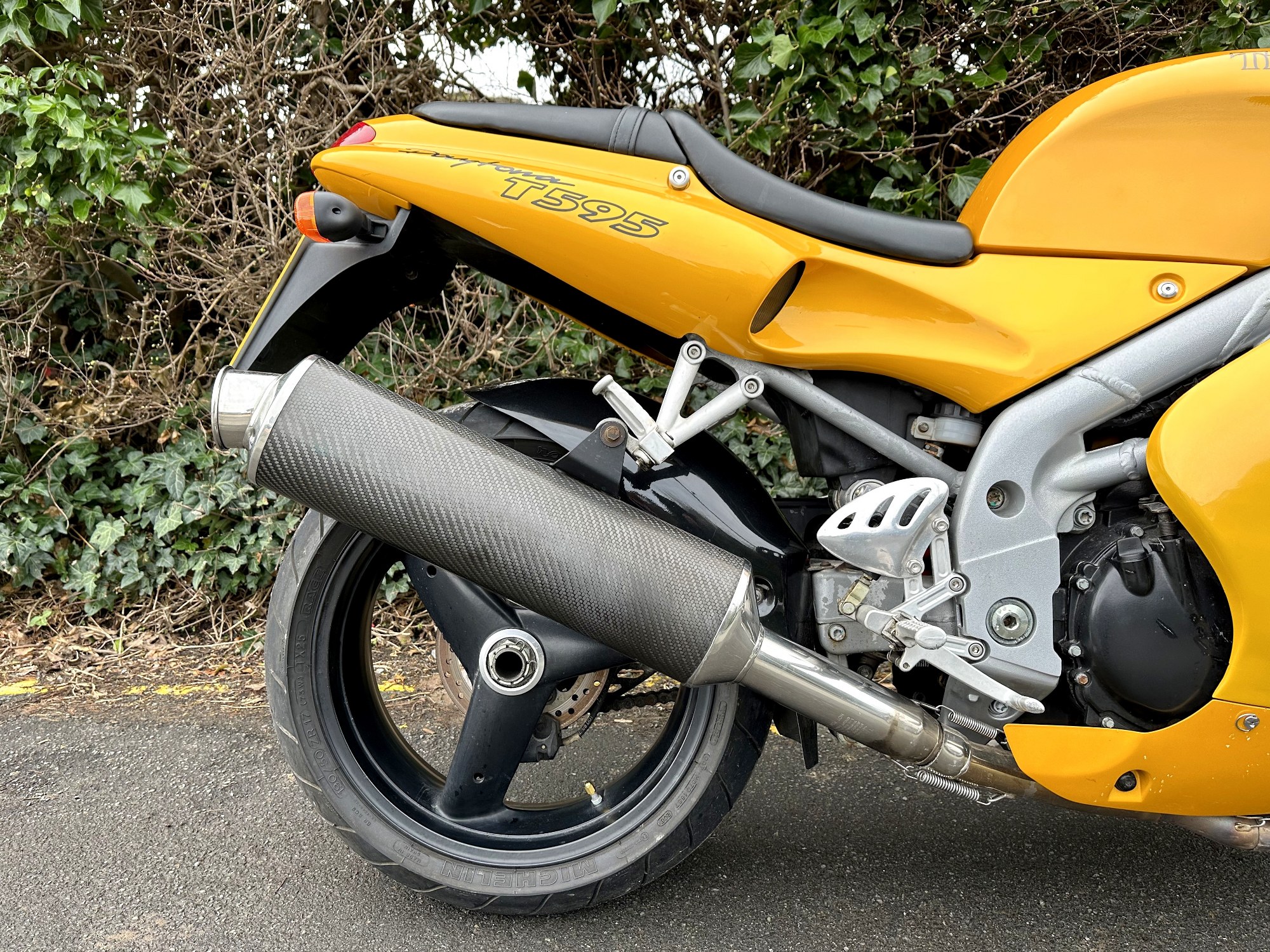 Lot 2 - 1998 Triumph Daytona T595